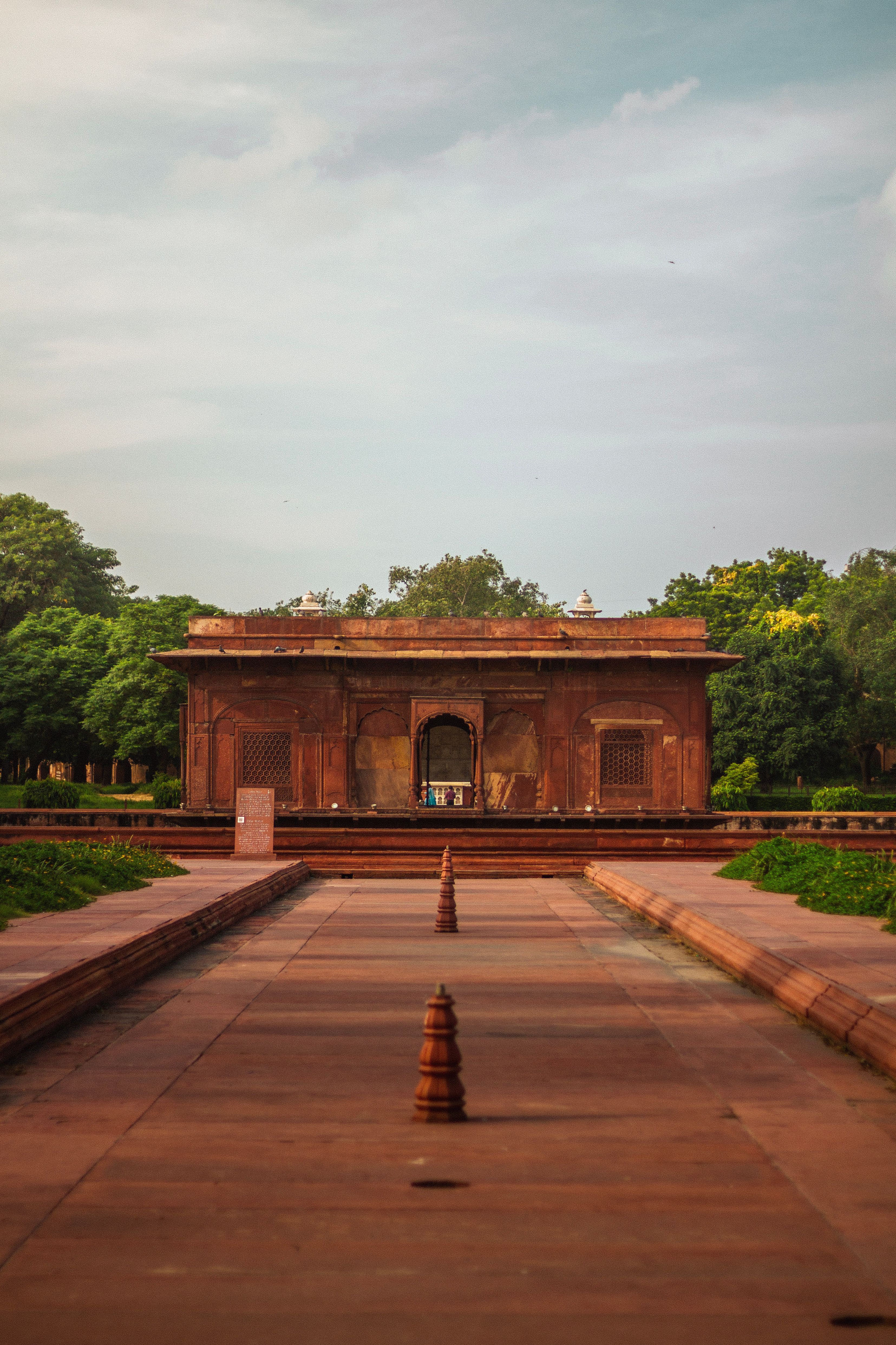 Historic Agra Fort Exterior in Daylight · Free Stock Photo