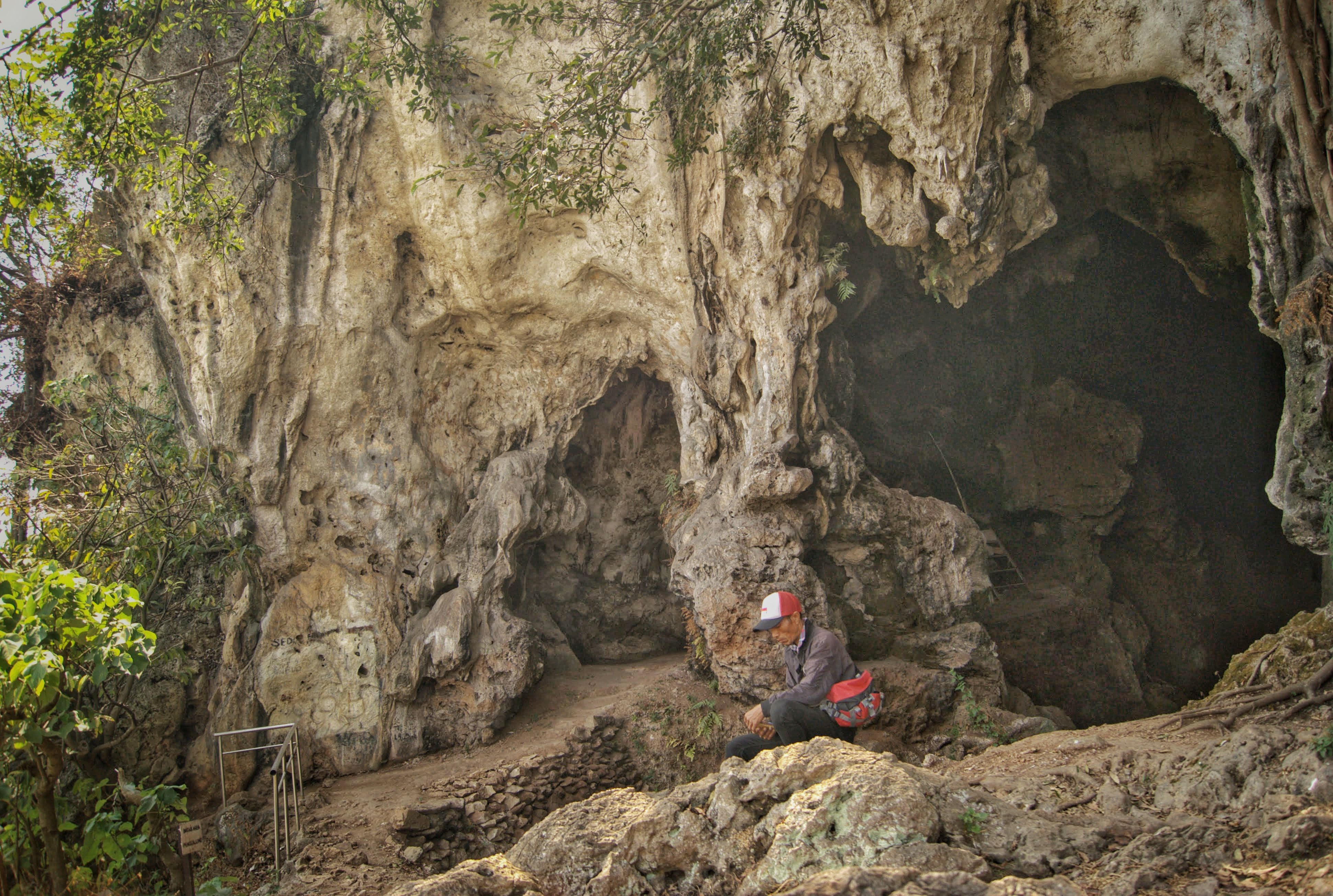 Exploration of Scenic Cave in West Java · Free Stock Photo