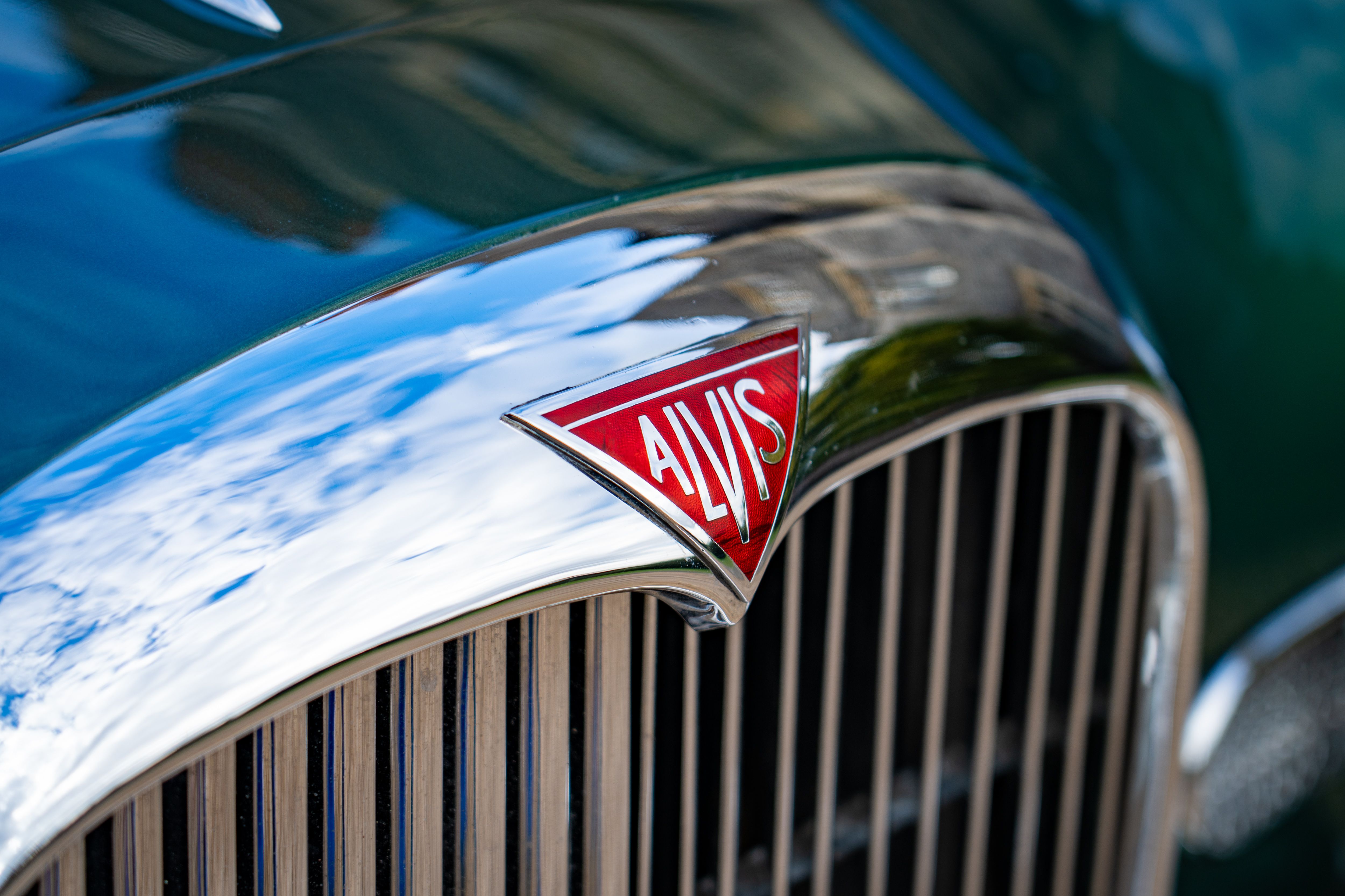 Primer Plano Del Emblema Del Capó De Un Coche Clásico Alvis · Foto de ...