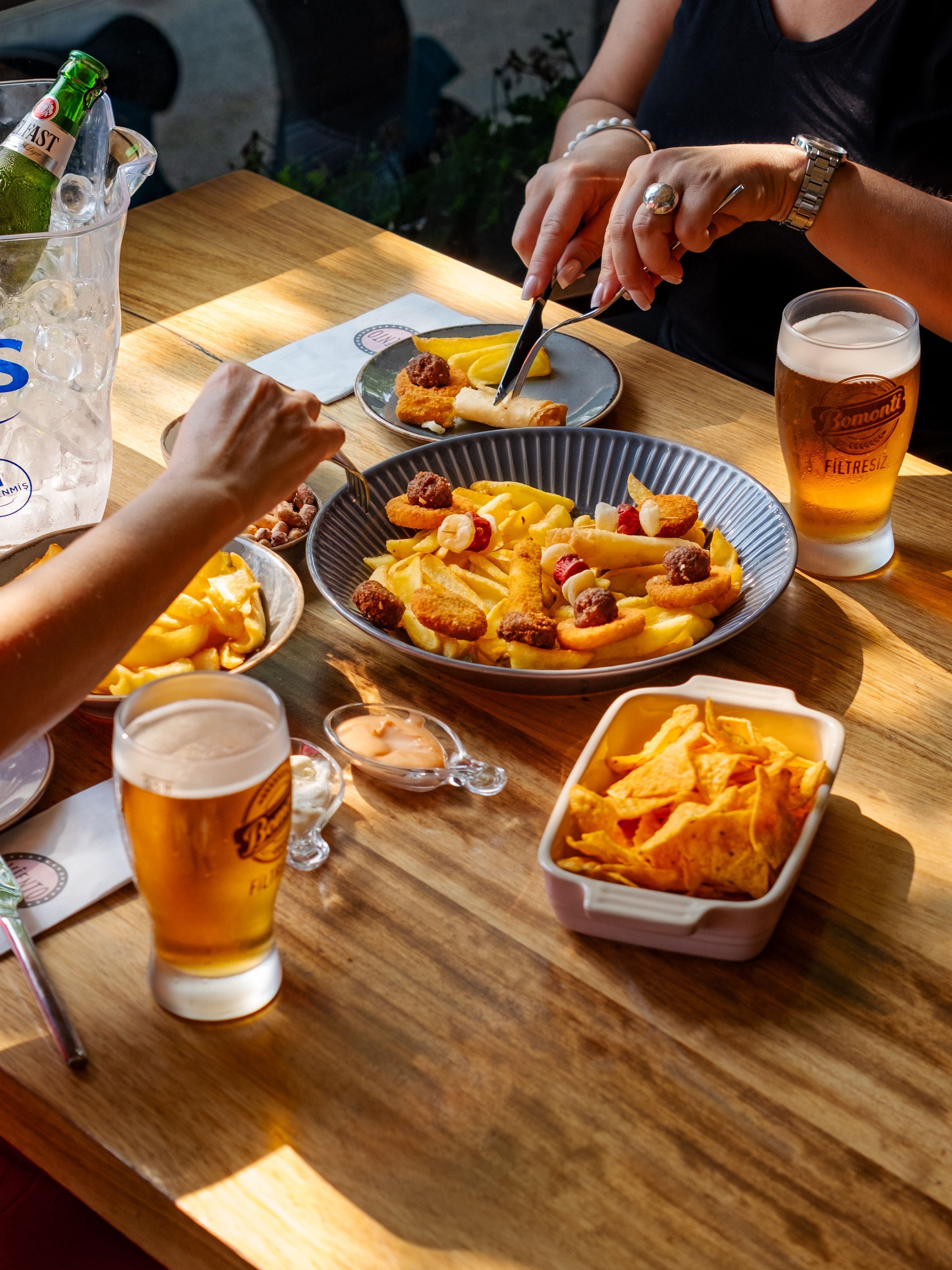 Delicious Pub Meal with Beer and Snacks · Free Stock Photo