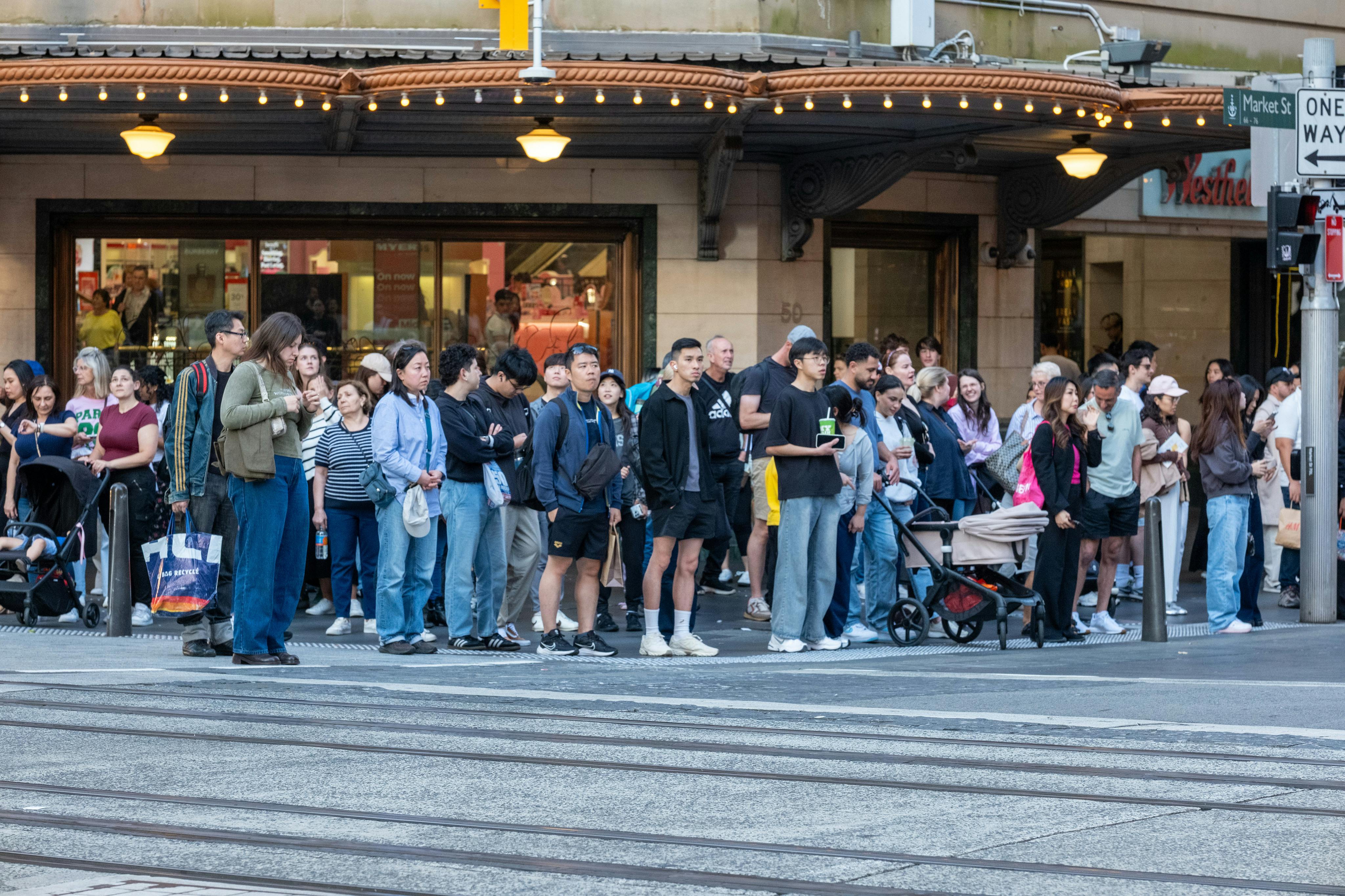 Multitud Diversa Esperando En Un Cruce De Calles Urbano · Foto de stock ...