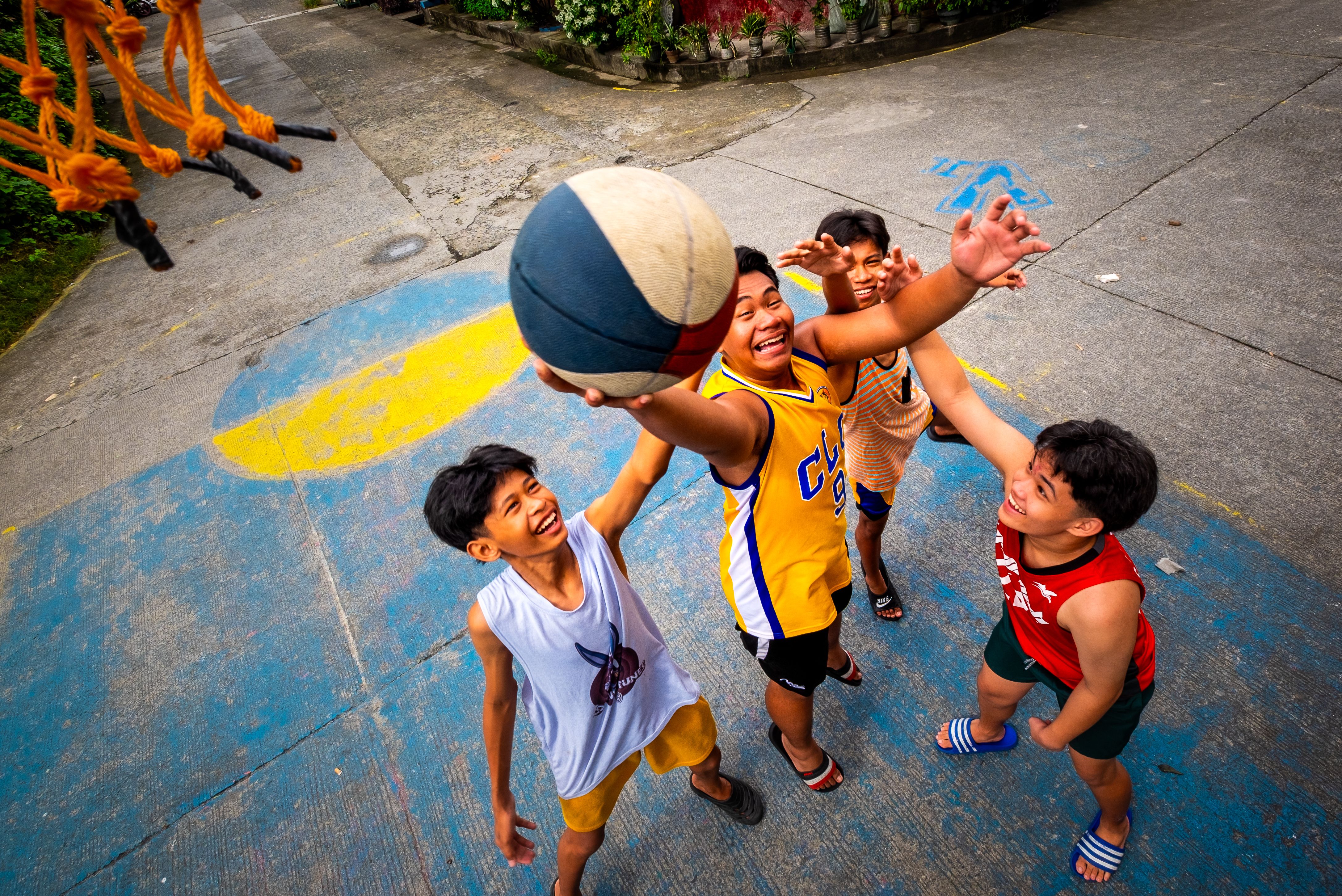 Muslims Are Praying In The Playing Court Photos, Download The BEST Free ...