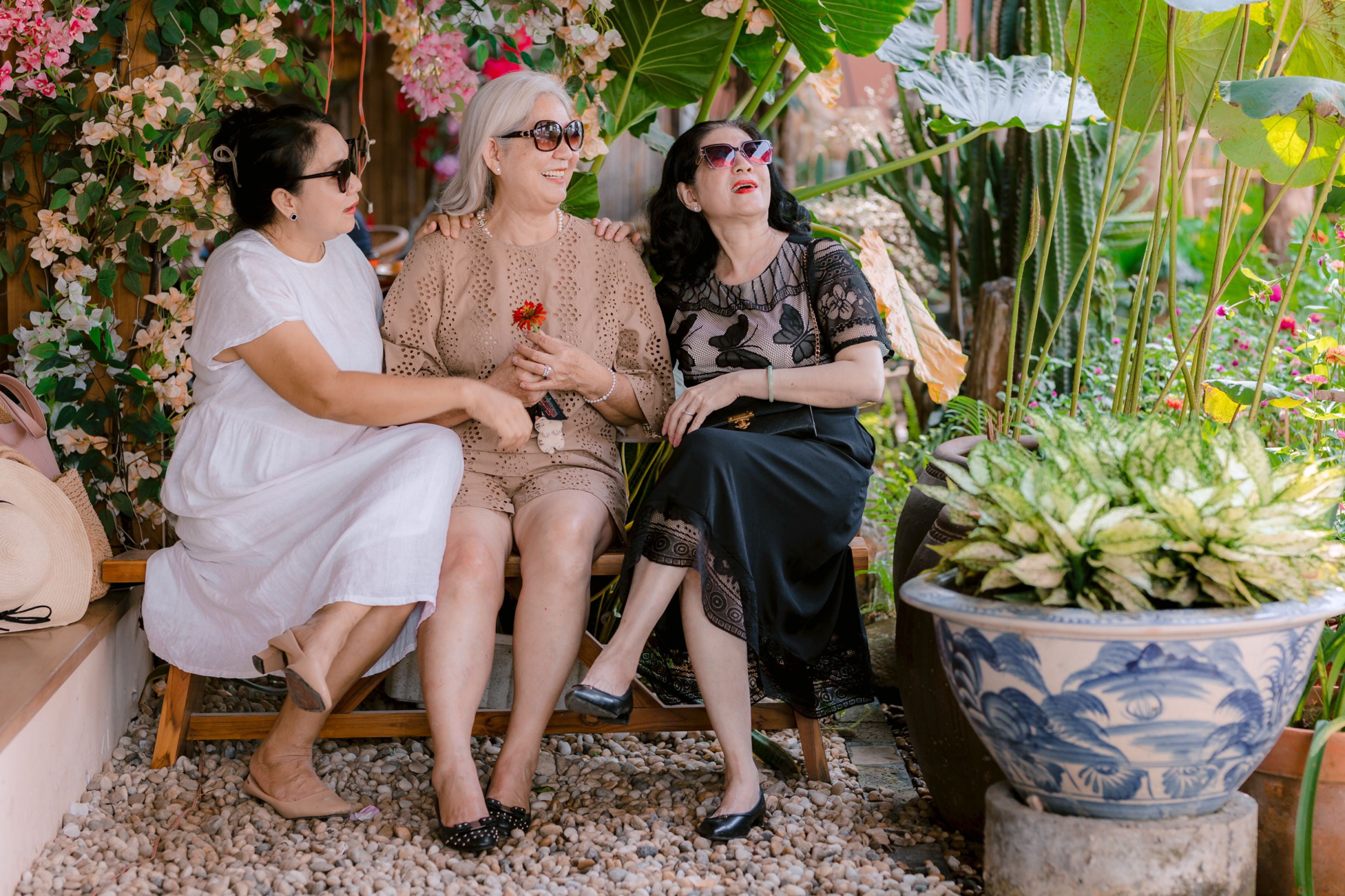 Tre Donne Si Godono Insieme Il Giardino All'aperto · Immagine gratuita