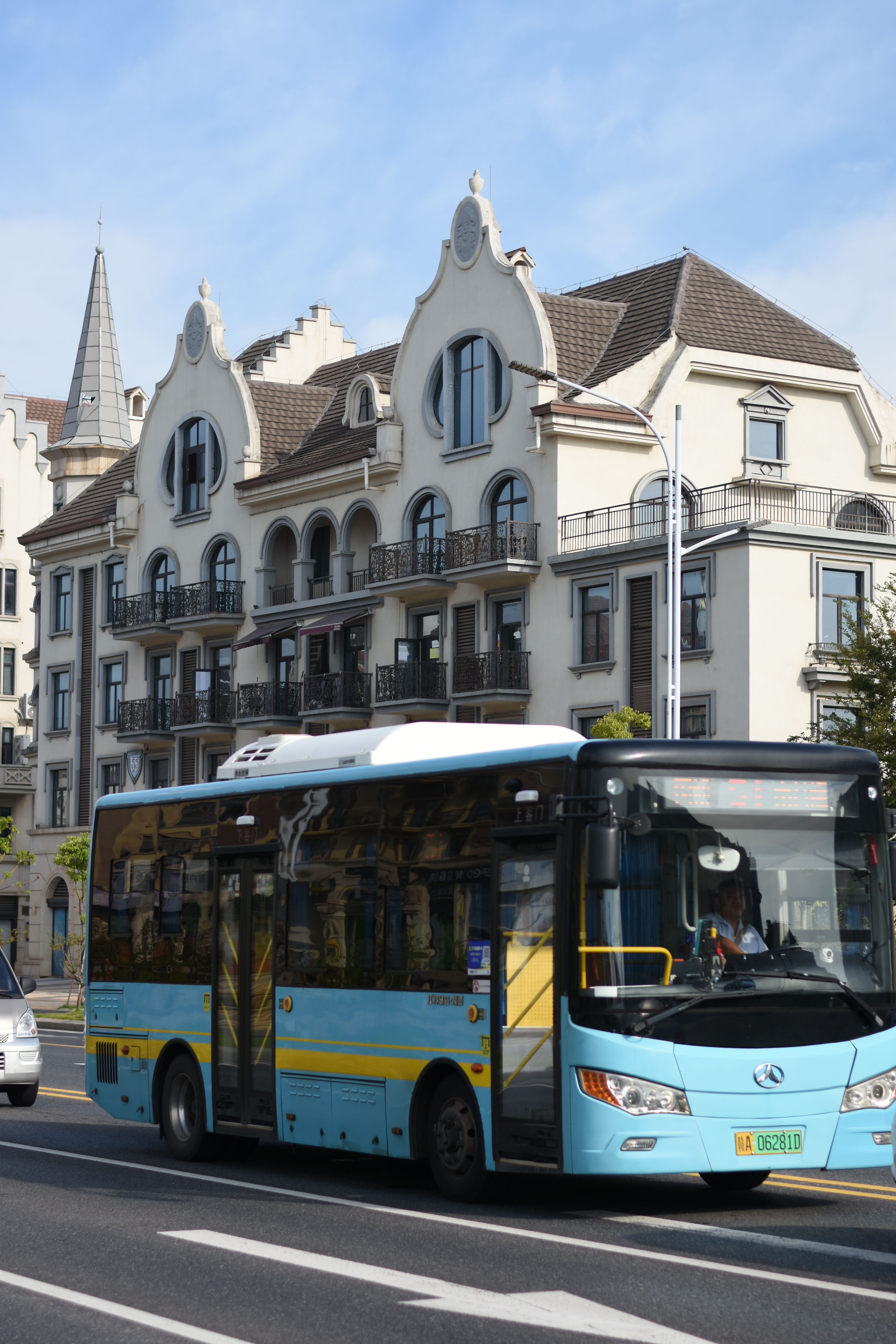 Urban Street Scene with Modern Bus and Architecture · Free Stock Photo