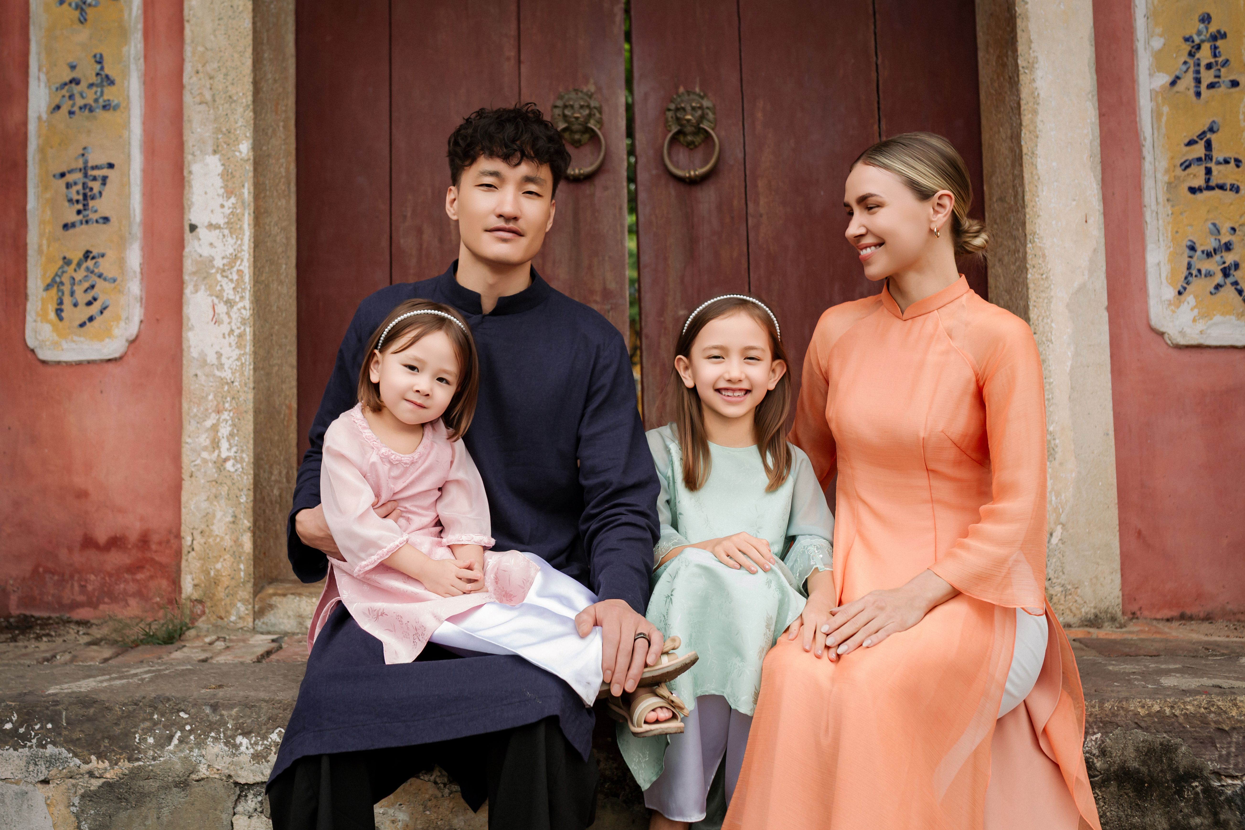 Family Portrait in Traditional Vietnamese Attire · Free Stock Photo