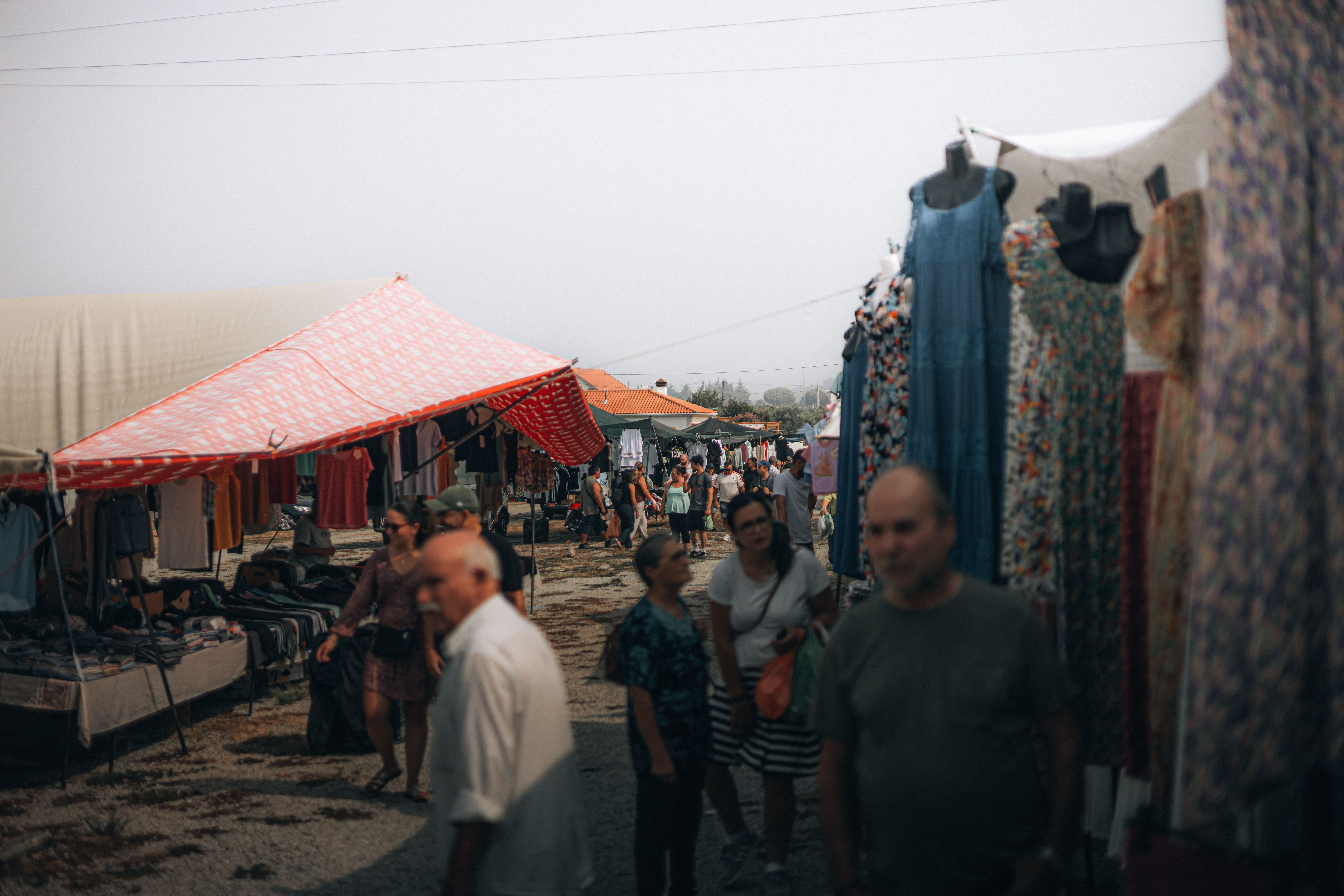 Vibrant Outdoor Market Scene with Shoppers · Free Stock Photo