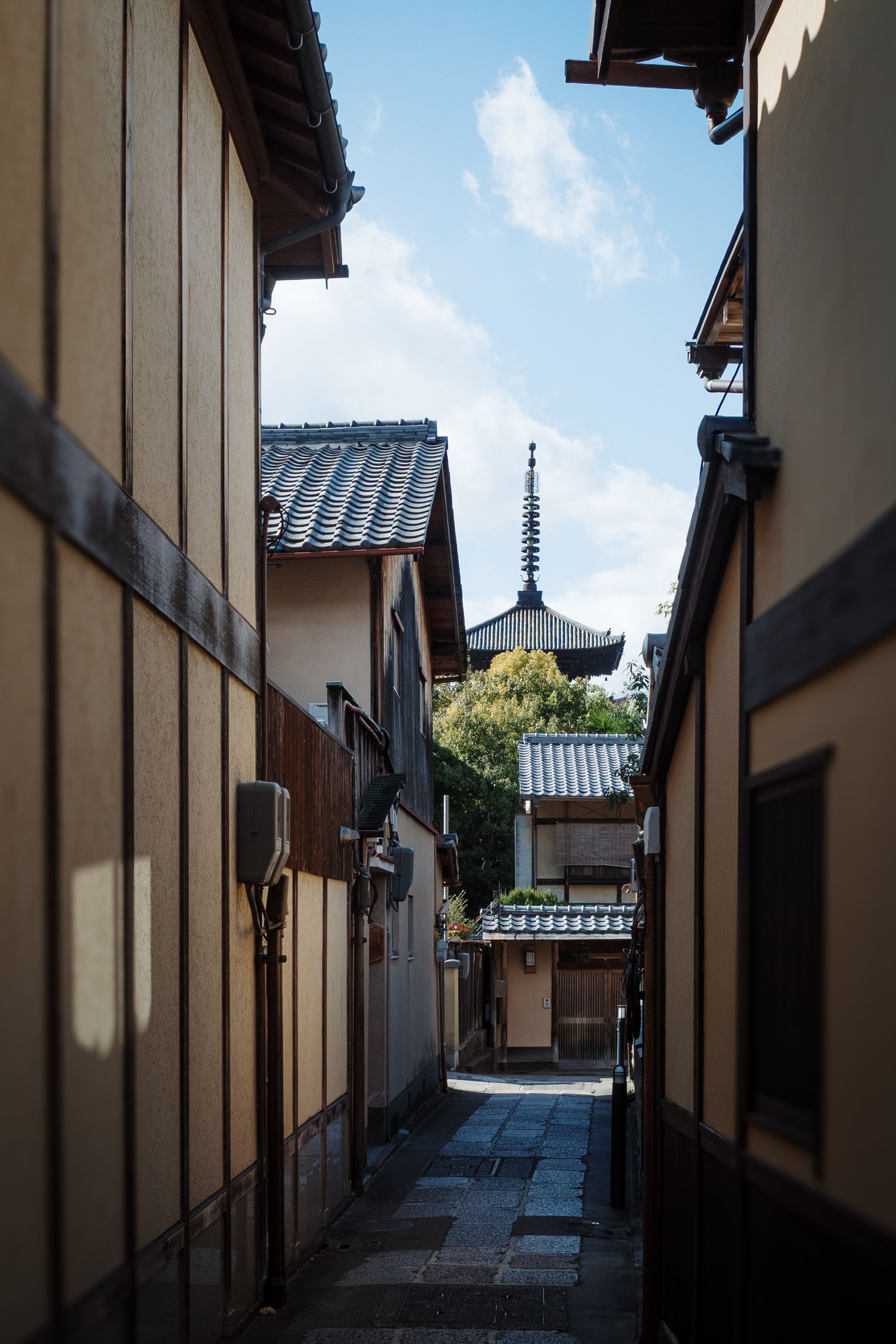 Traditional Japanese Alley with Pagoda View · Free Stock Photo