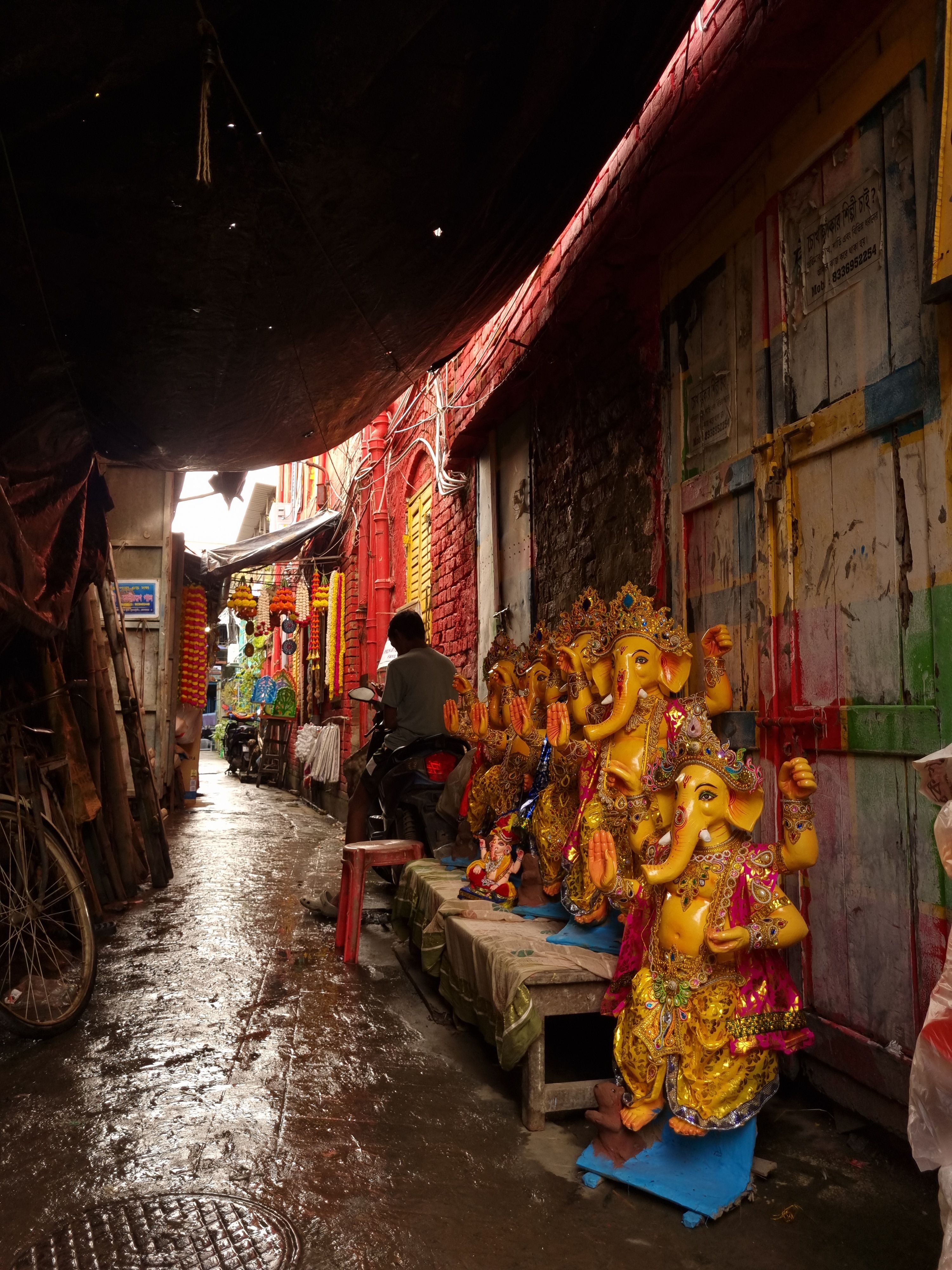Vibrant Ganesh Statues in a Narrow Indian Alley · Free Stock Photo