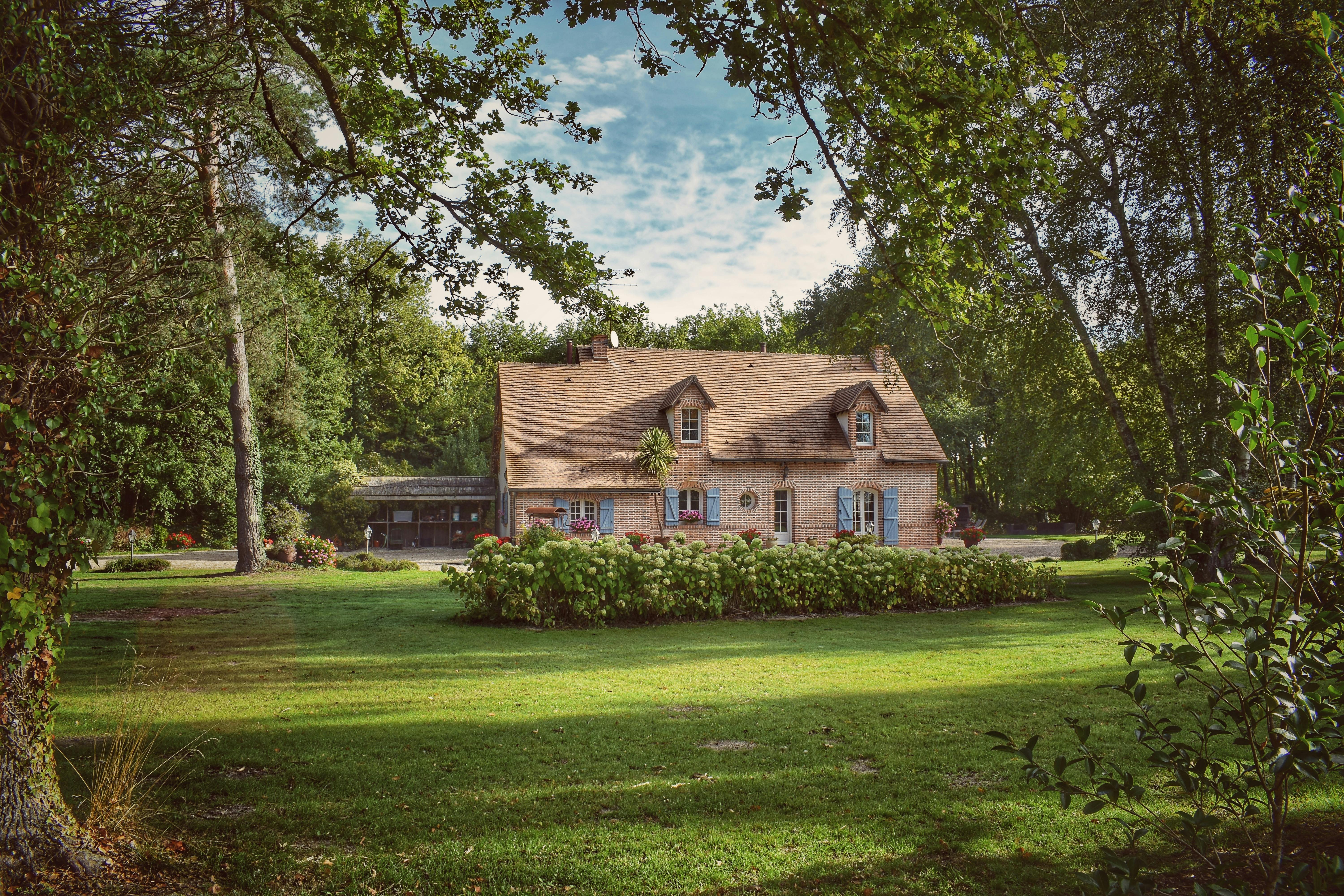 Charming Countryside House with Lush Greenery · Free Stock Photo