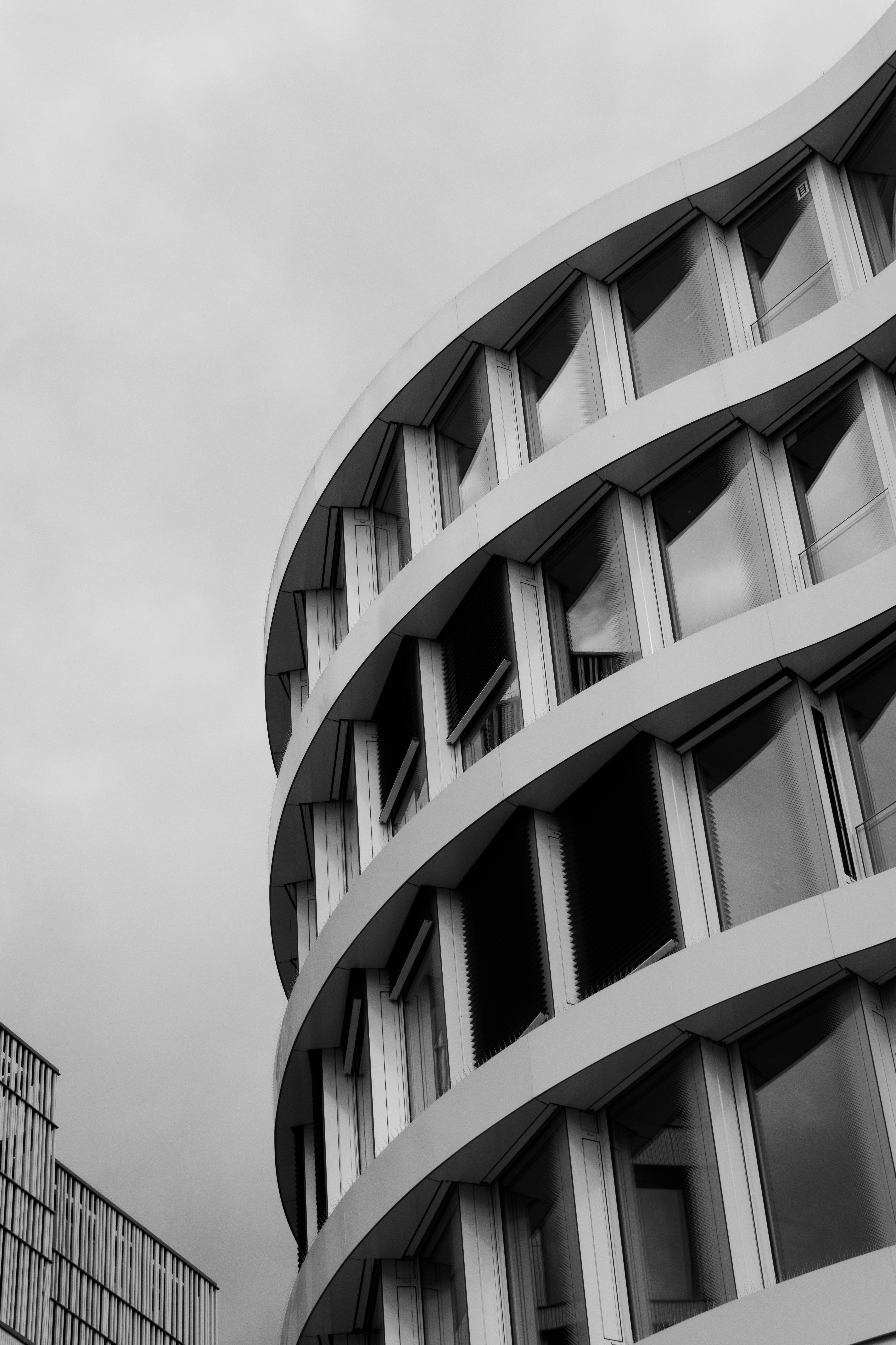 Arquitectura De Edificios Modernos En Blanco Y Negro · Foto de stock gratuita