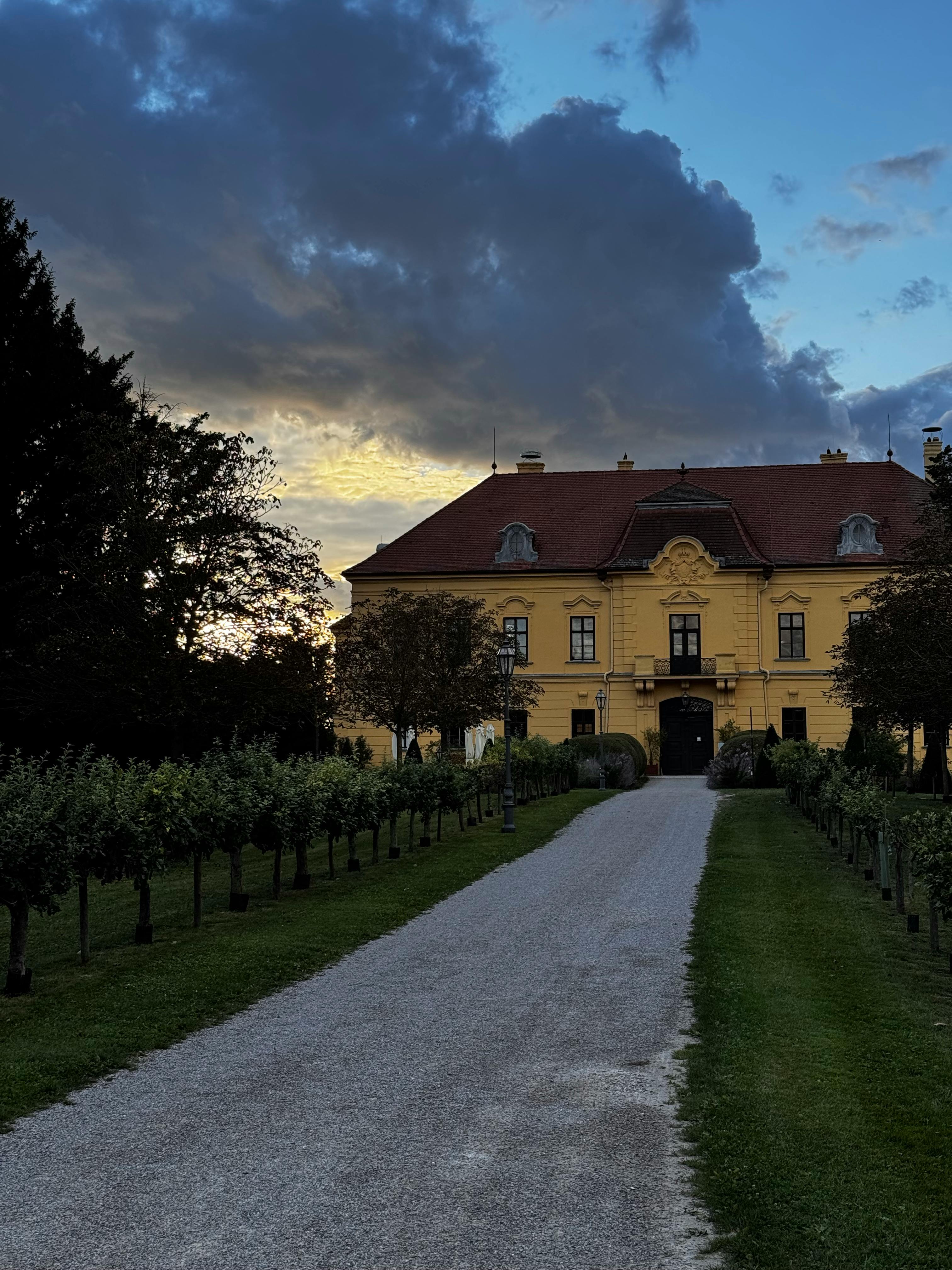 Charming Historic Yellow Manor at Twilight · Free Stock Photo