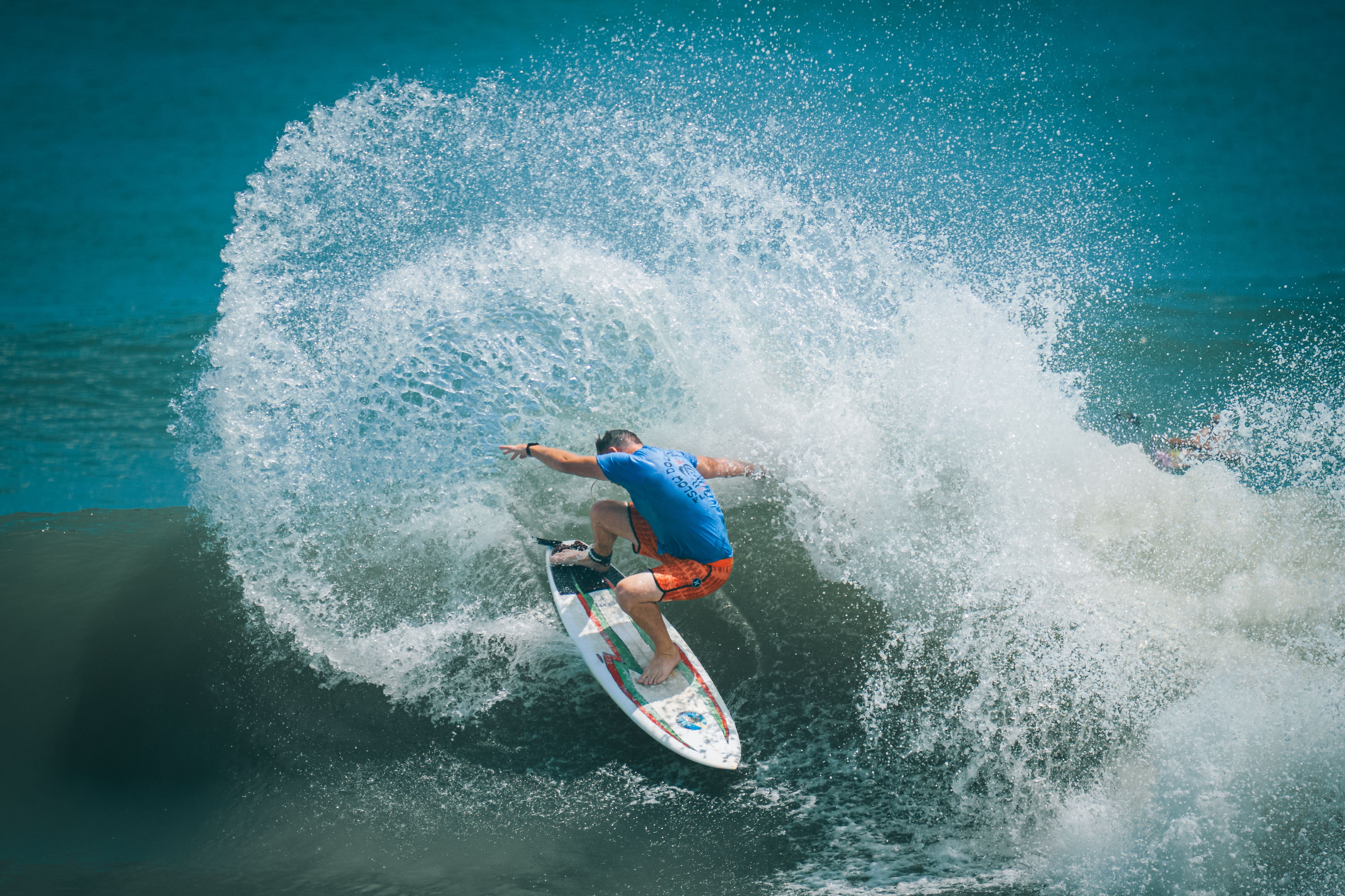Dynamic Surfing Action Captured Mid-Wave · Free Stock Photo