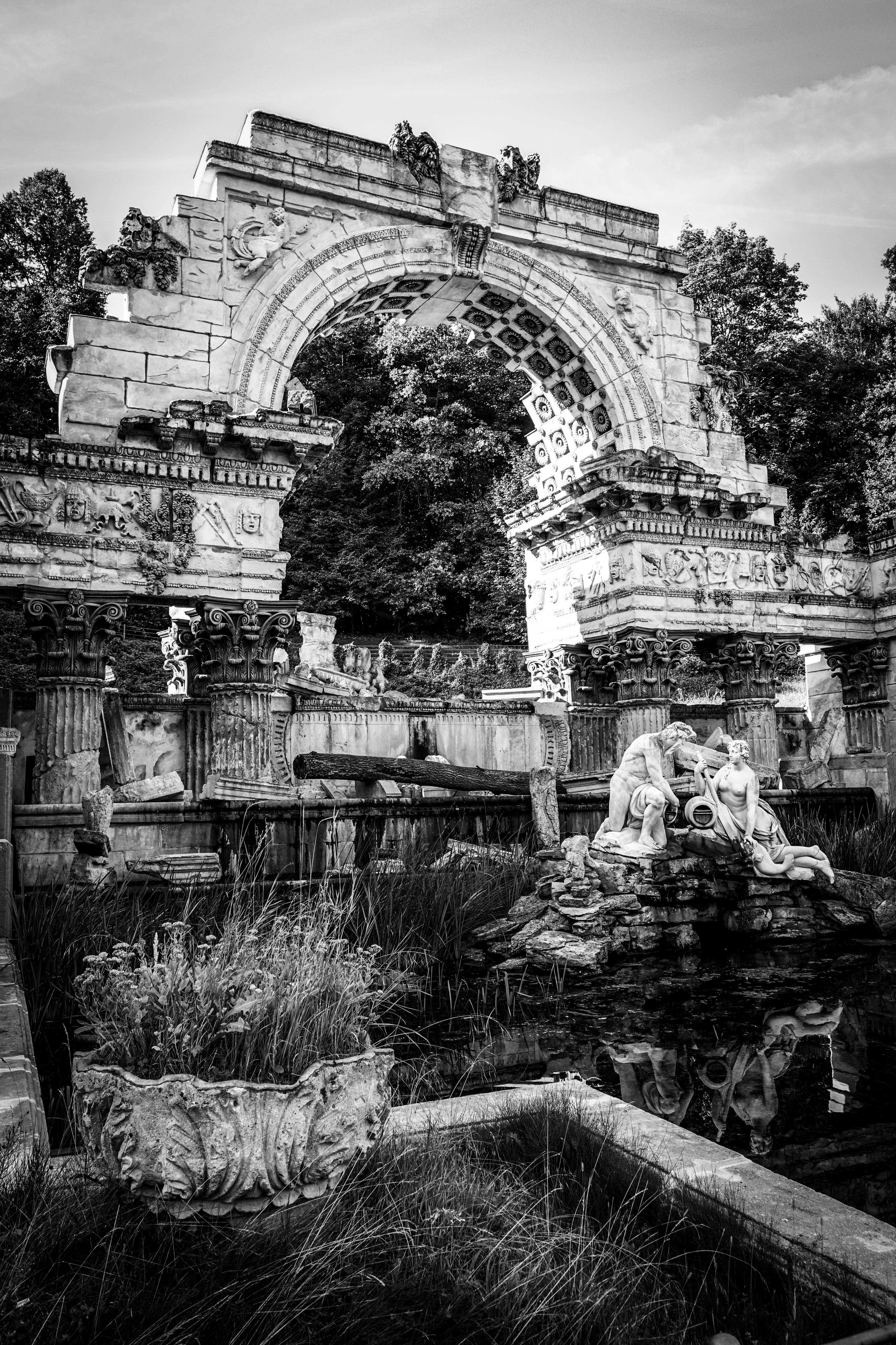 Ruinas Romanas Históricas Con Un Arco Espectacular · Foto de stock gratuita