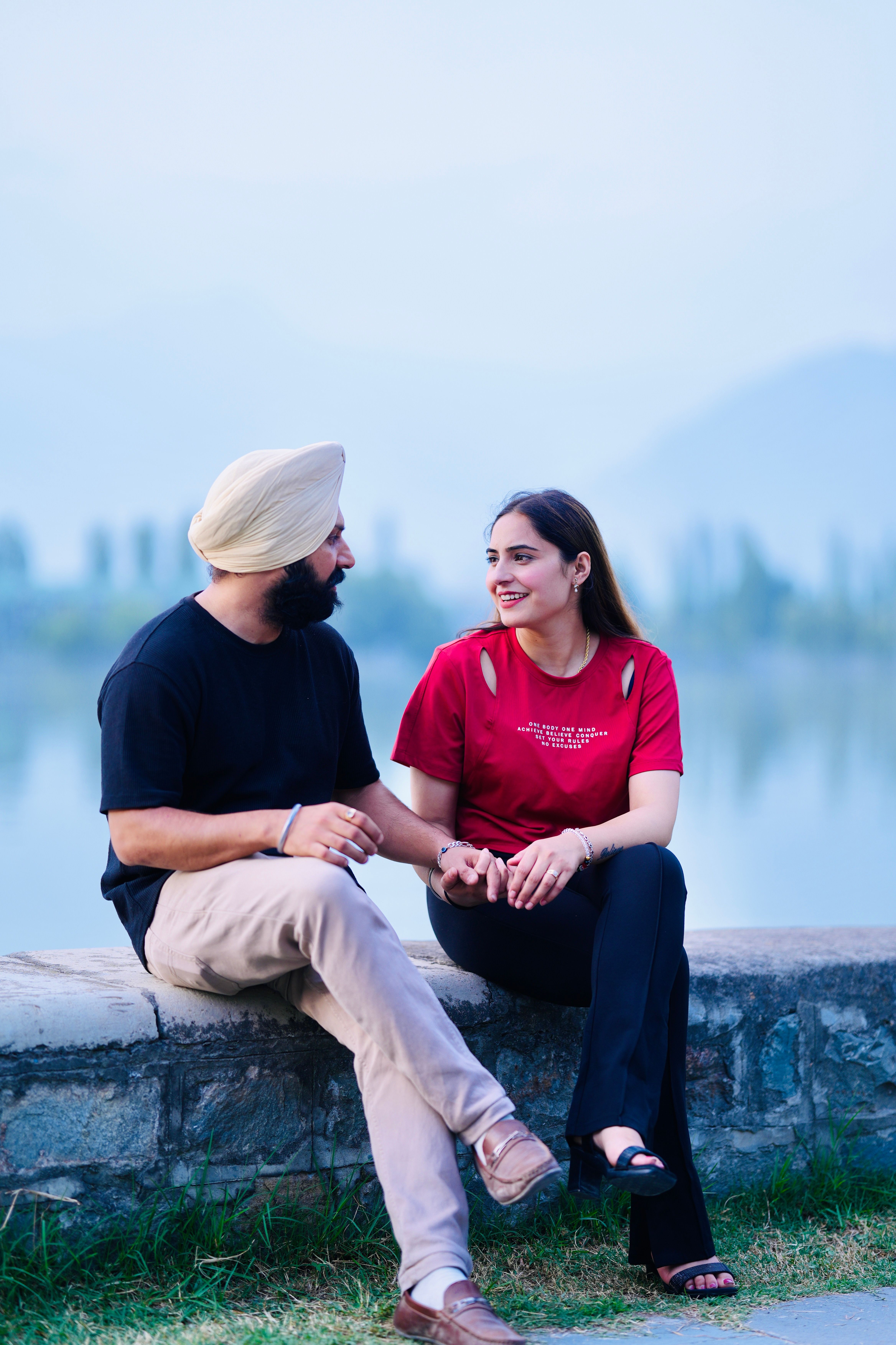 Romantic Couple by Dal Lake in Srinagar · Free Stock Photo