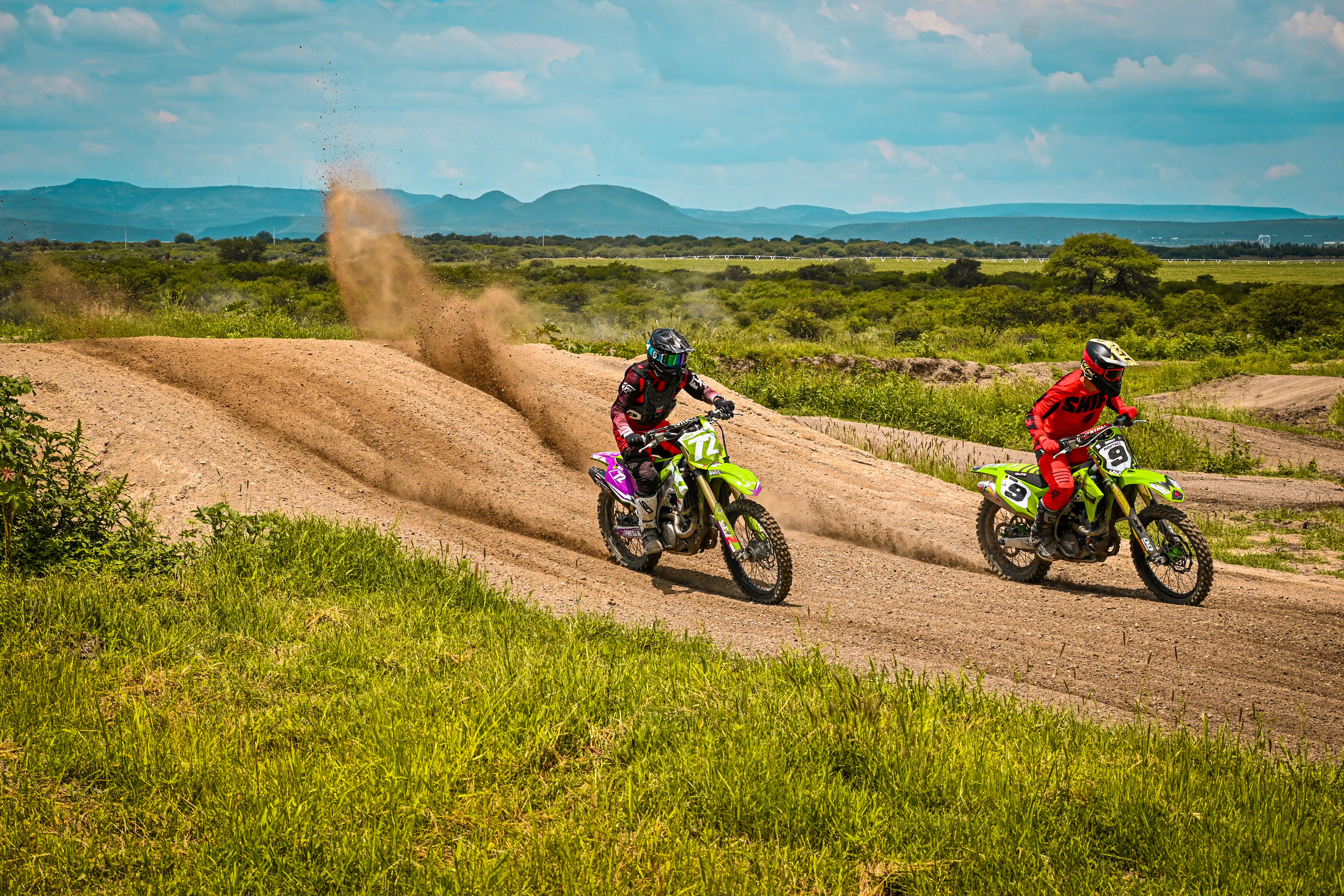Carreras De Motos De Cross Aventureras En Terreno Abierto · Foto de ...