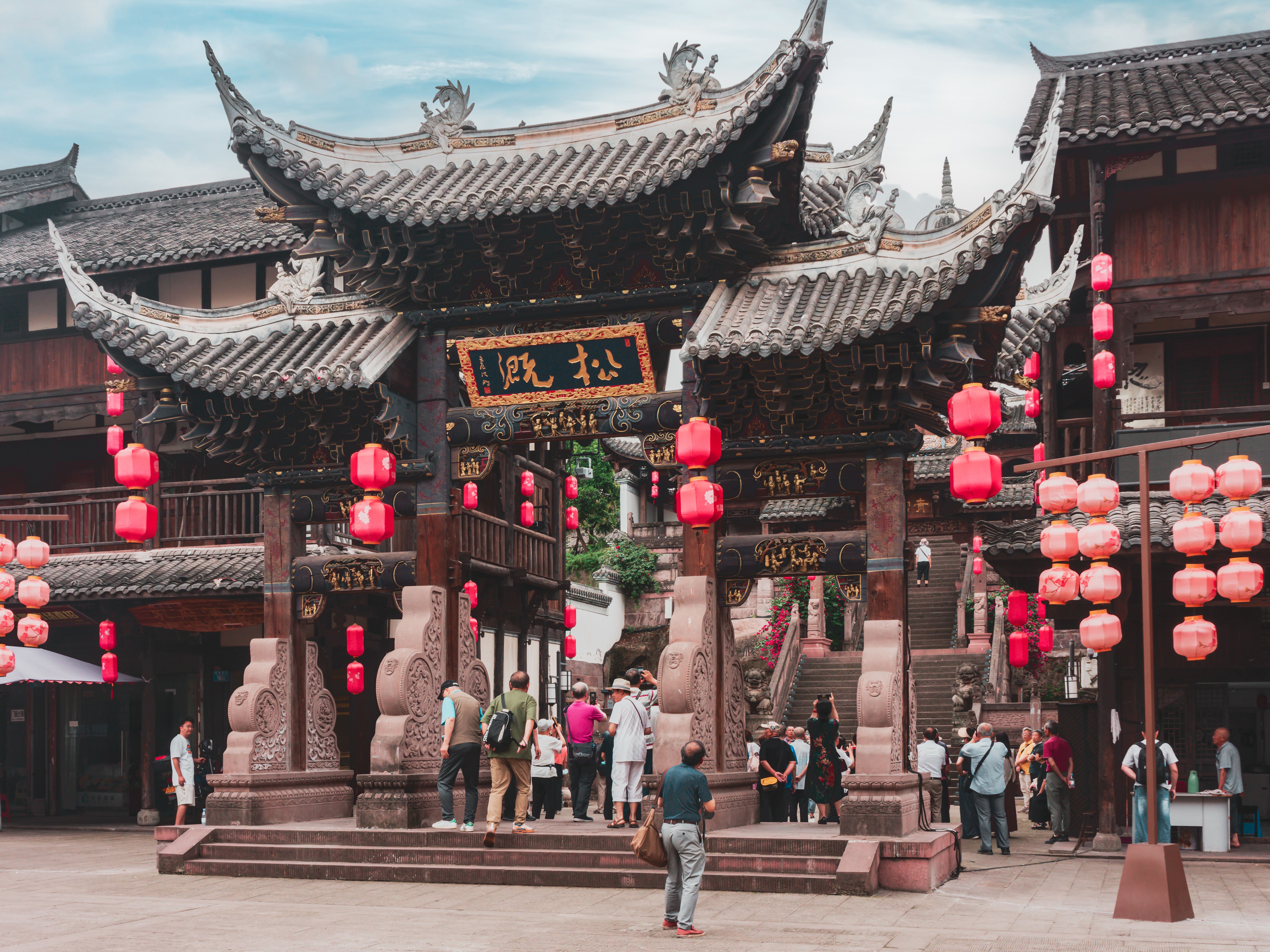 Traditional Chinese Gateway with Lanterns · Free Stock Photo