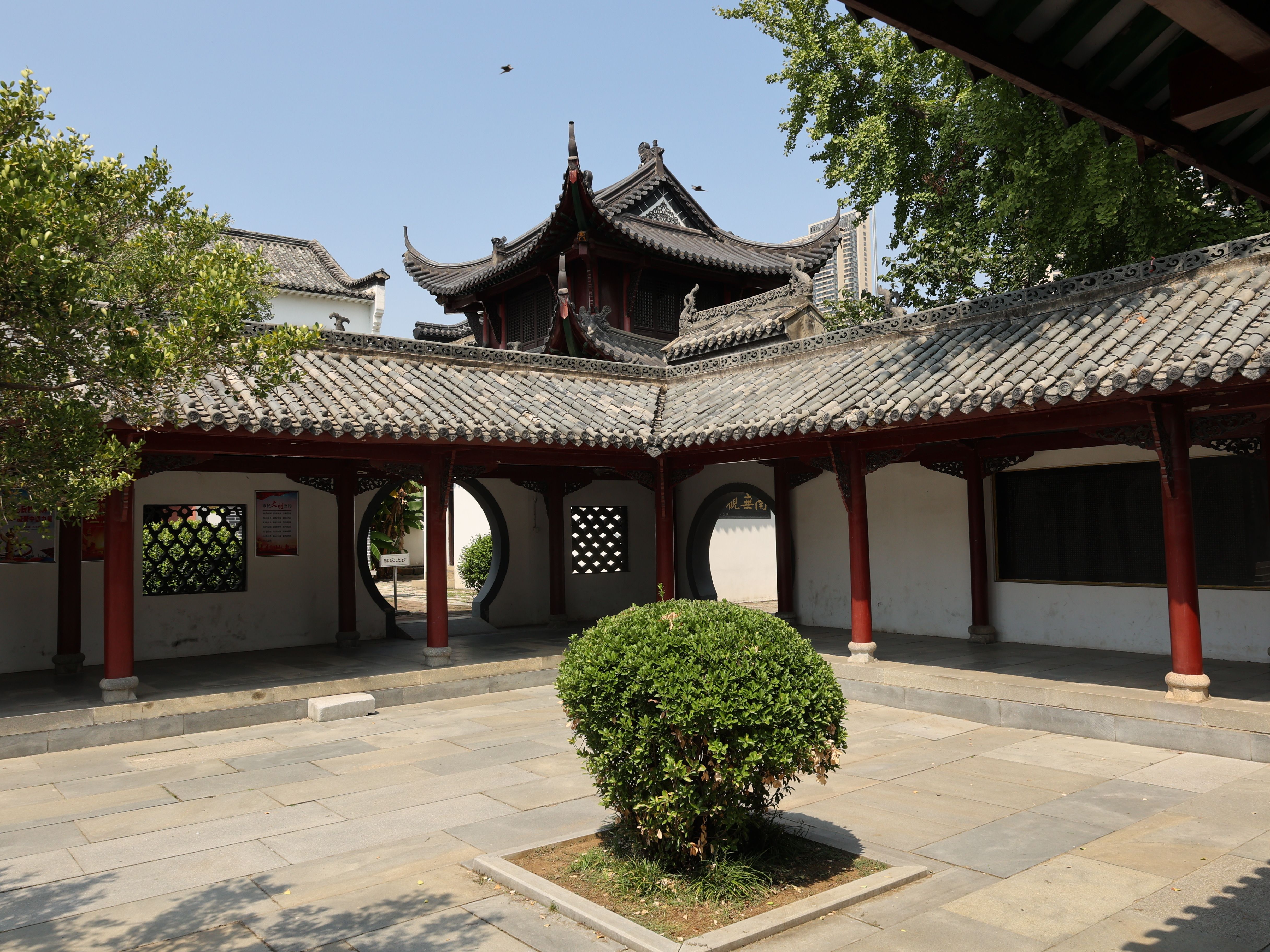 Traditional Chinese Architecture Courtyard with Pagoda · Free Stock Photo