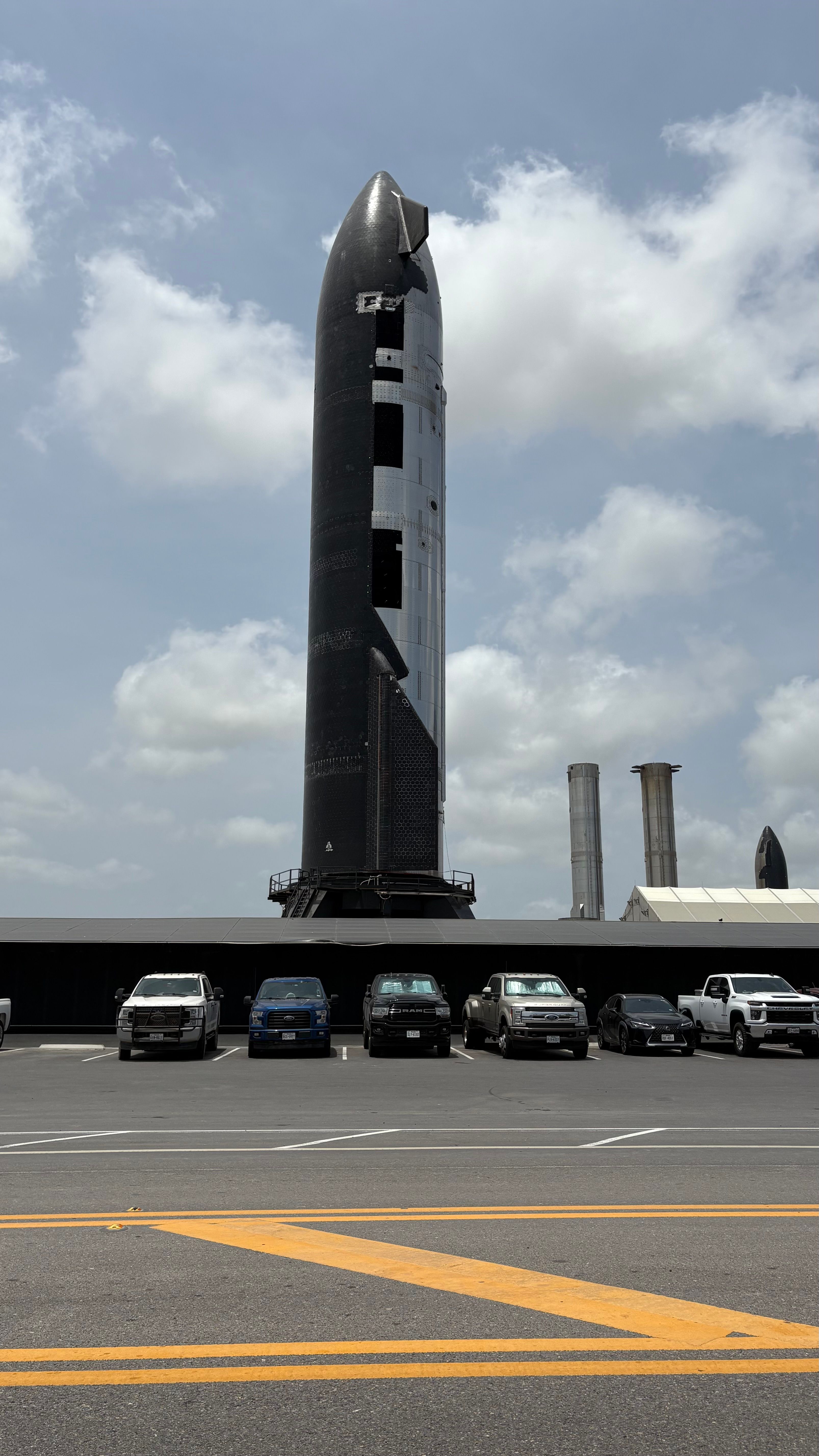 Plataforma De Lanzamiento Espacial Con Cohete En Exhibición · Foto de ...
