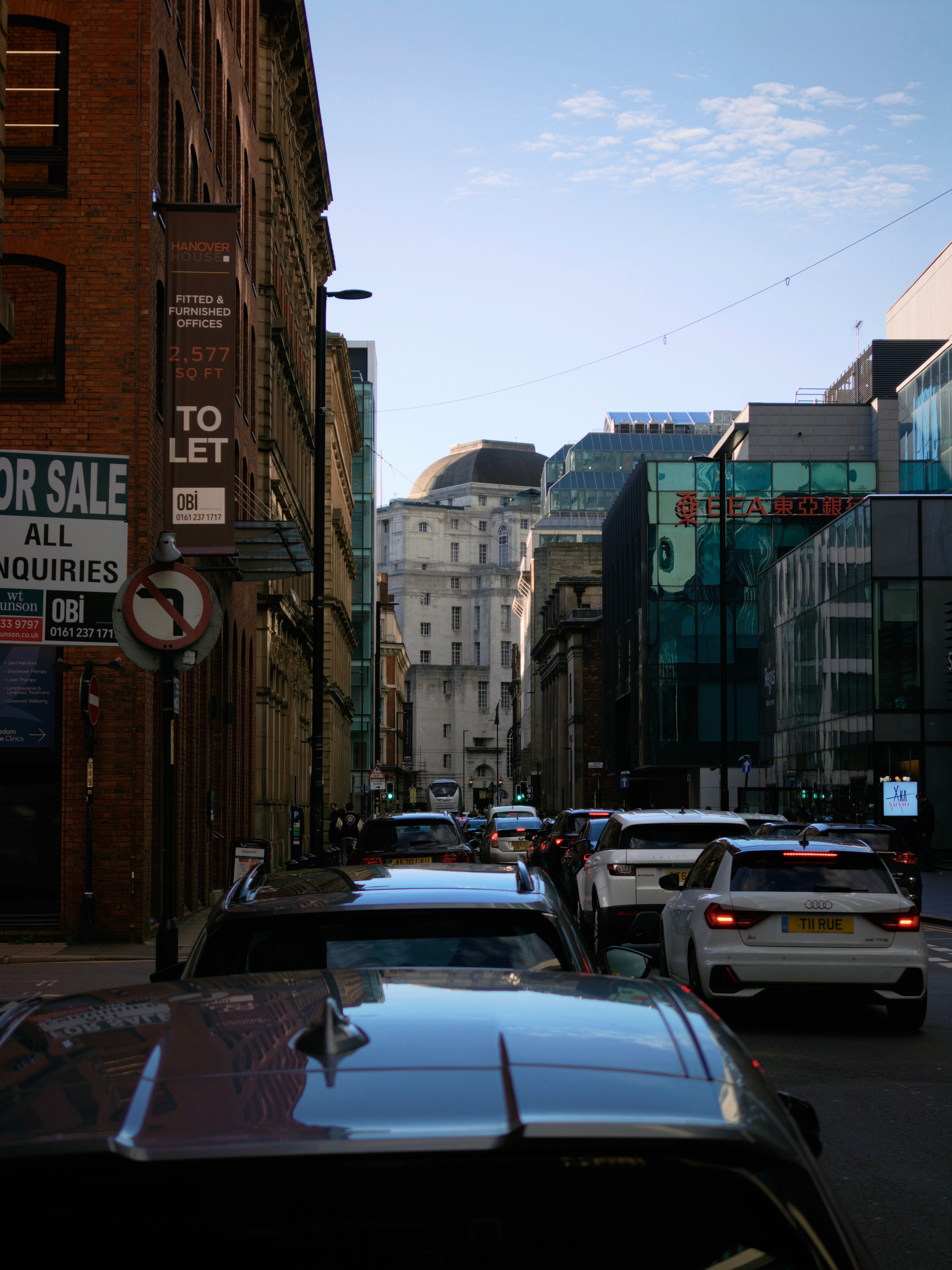 Urban Street Scene with Heavy Traffic in City · Free Stock Photo