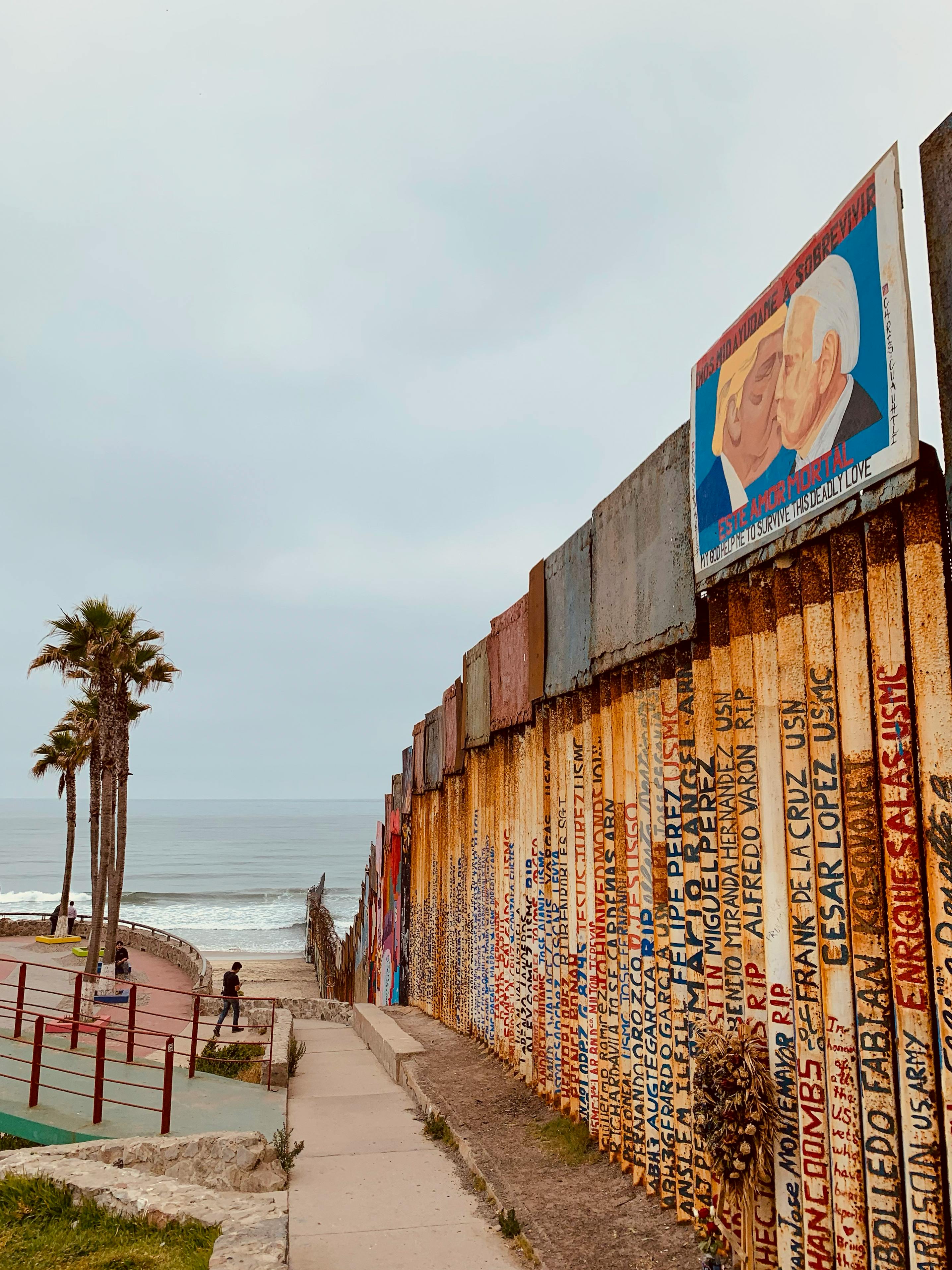 Arte Del Muro Fronterizo En La Playa De Tijuana · Foto de stock gratuita