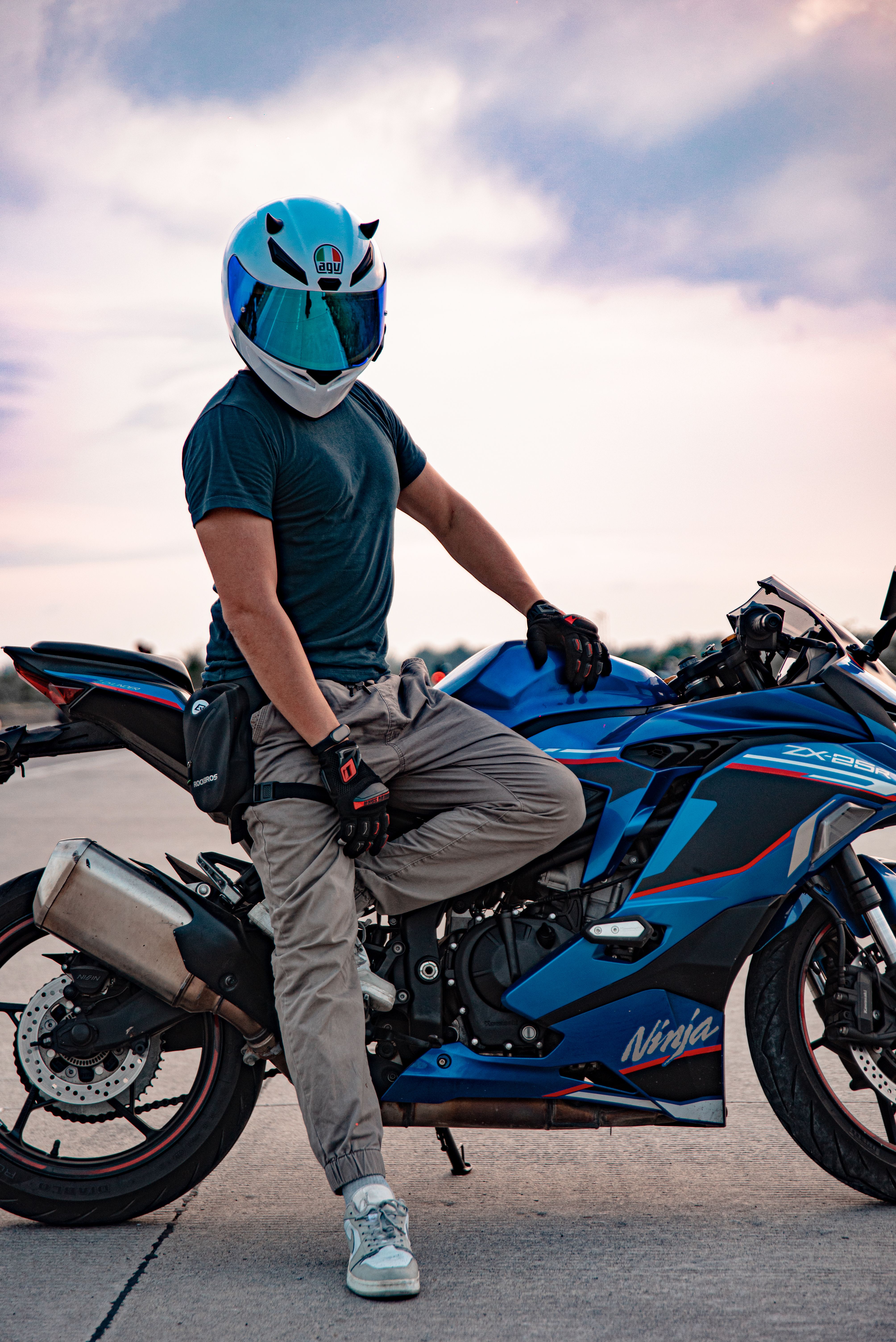 Motorcycle Pose Photos, Download The BEST Free Motorcycle Pose Stock ...