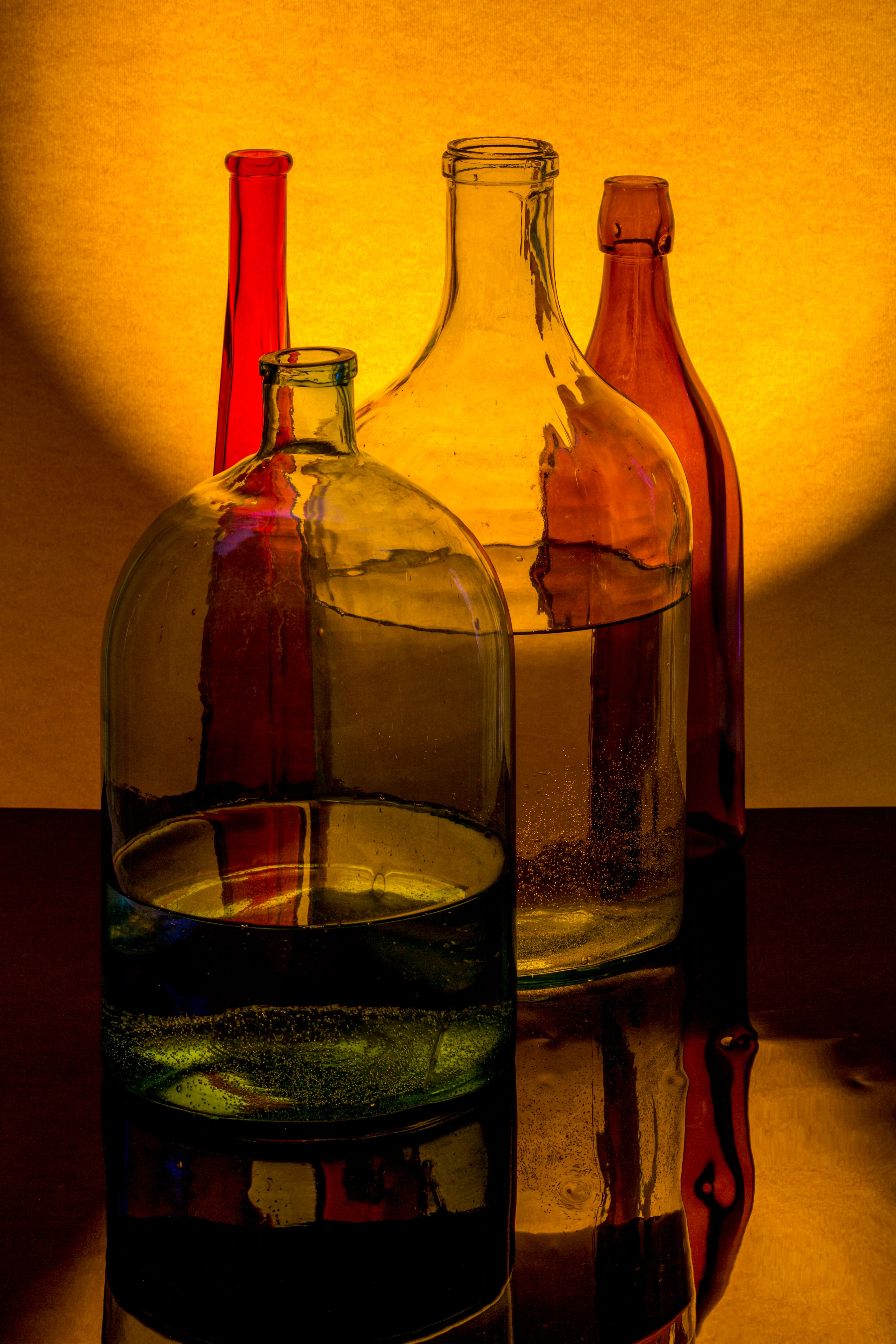 Bodegón Artístico Con Botellas De Vidrio De Colores · Foto de stock ...