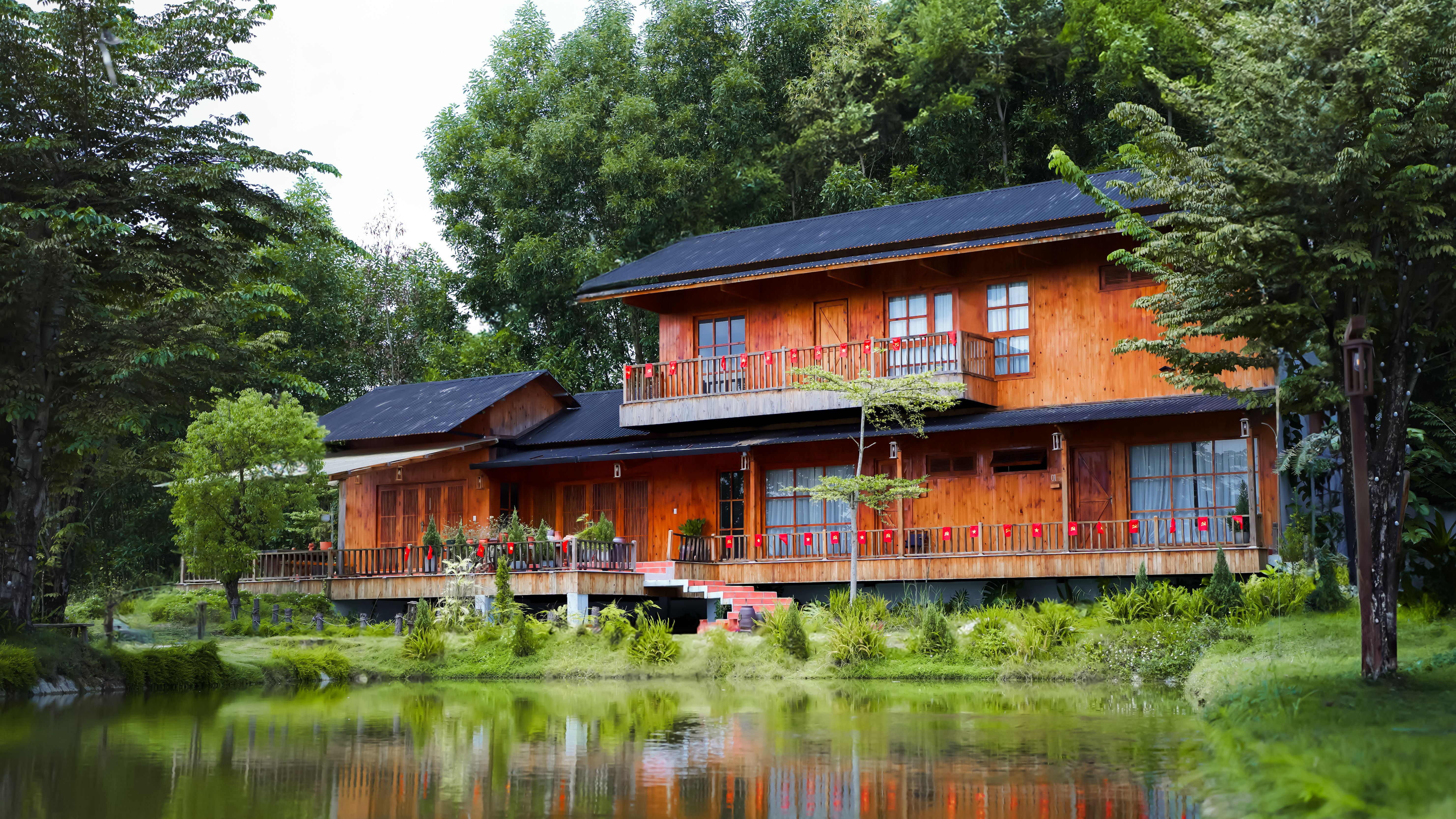 Scenic Rustic Wooden House by Tranquil Lake · Free Stock Photo