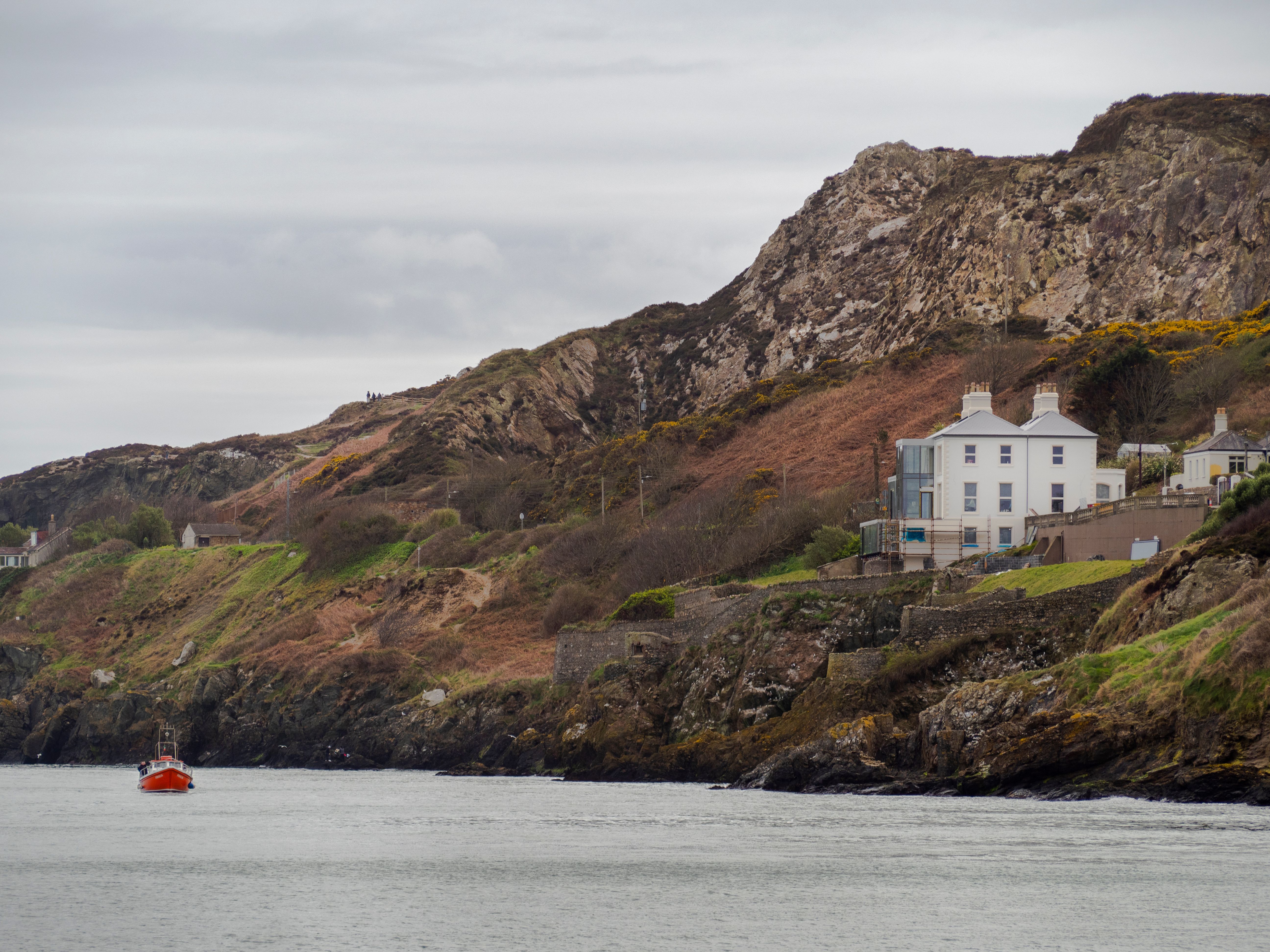 Scenic Cliffside Houses on Rugged Irish Coastline · Free Stock Photo