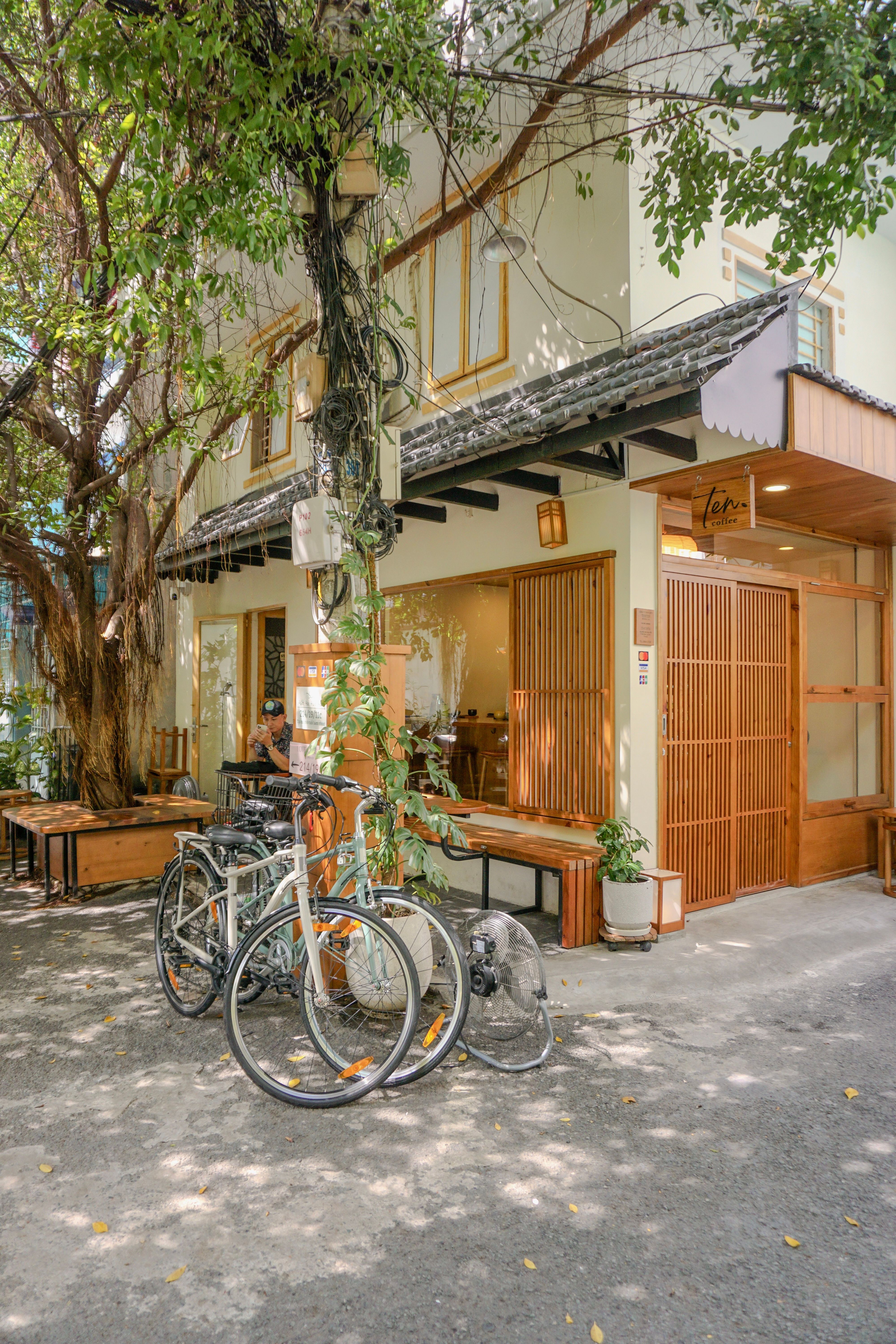 Charming Café Exterior in Hồ Chí Minh City · Free Stock Photo