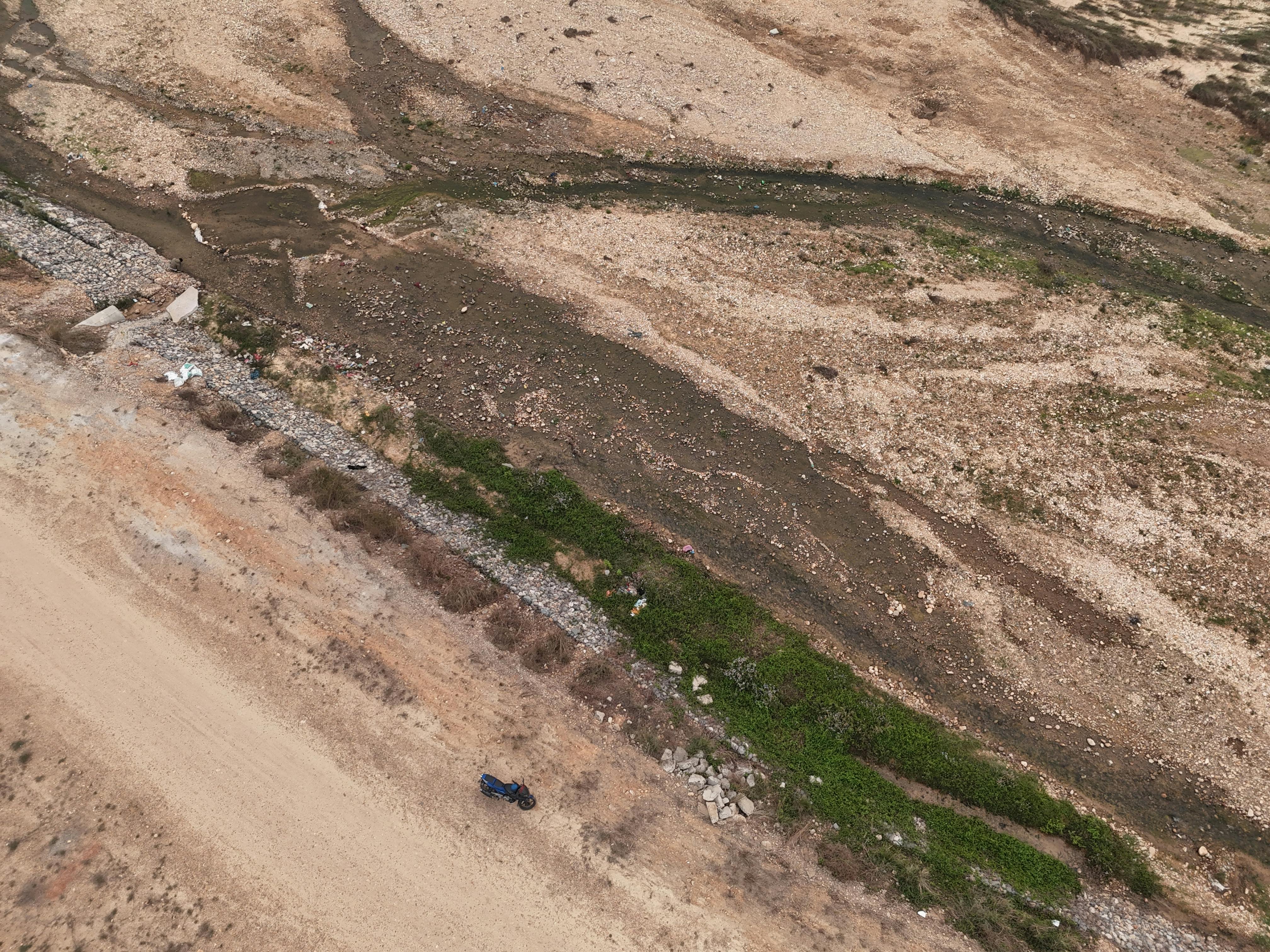 Vista Aérea Del Lecho Seco Del Río Y El Paisaje Desértico · Foto de ...
