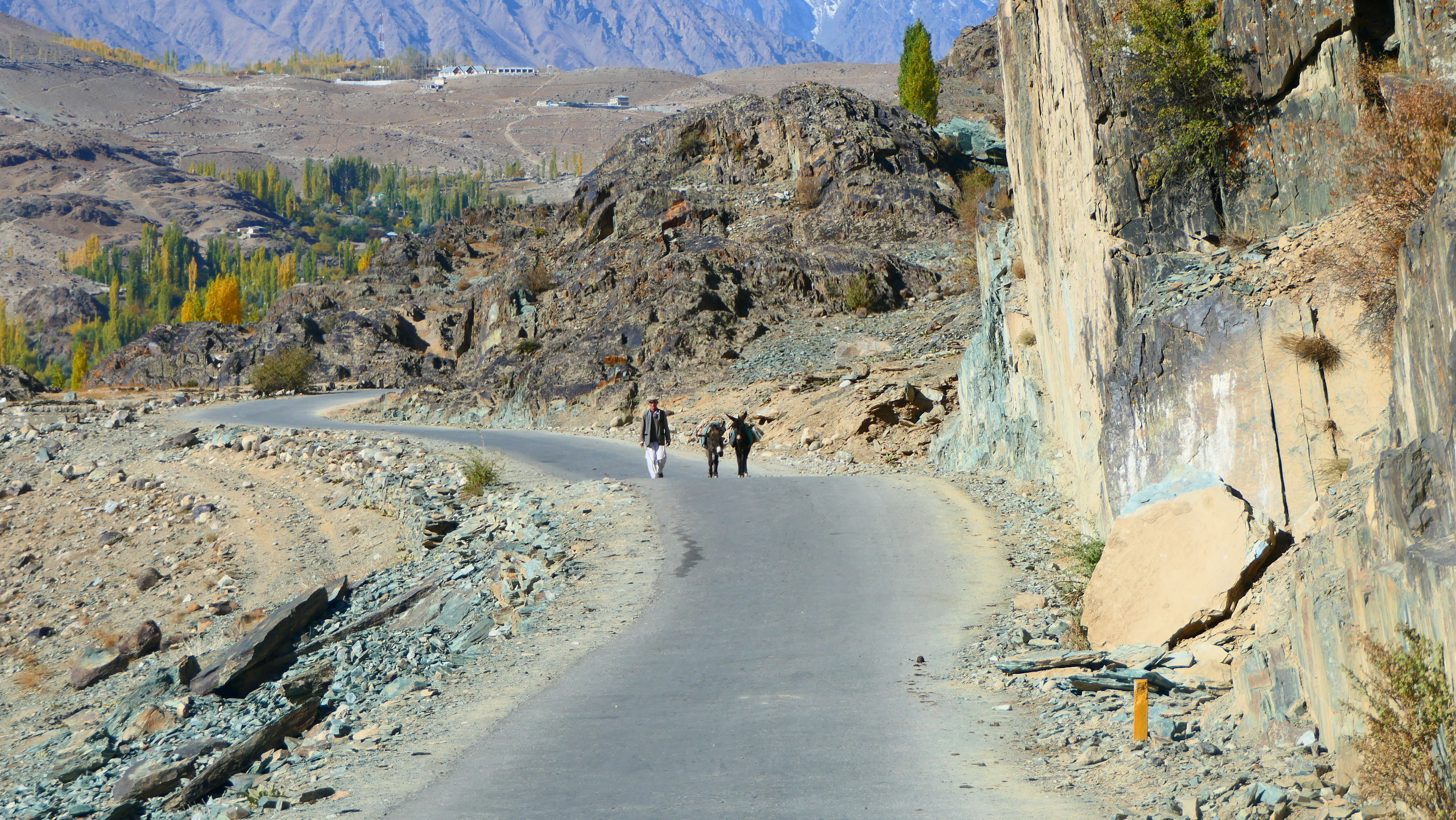 Scenic Road in Gilgit-Baltistan Mountains · Free Stock Photo