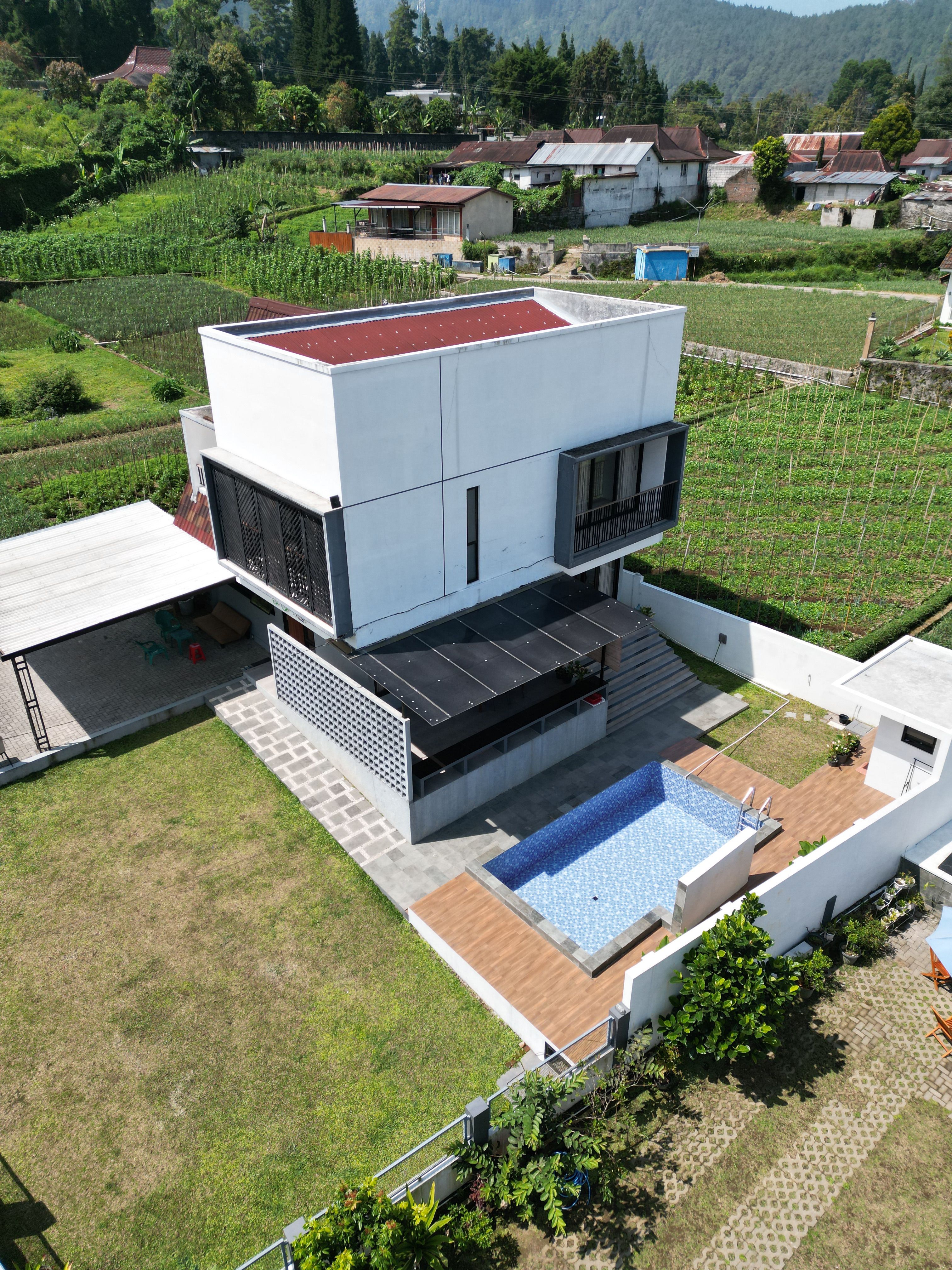 Aerial View of Modern Farmhouse and Fields · Free Stock Photo