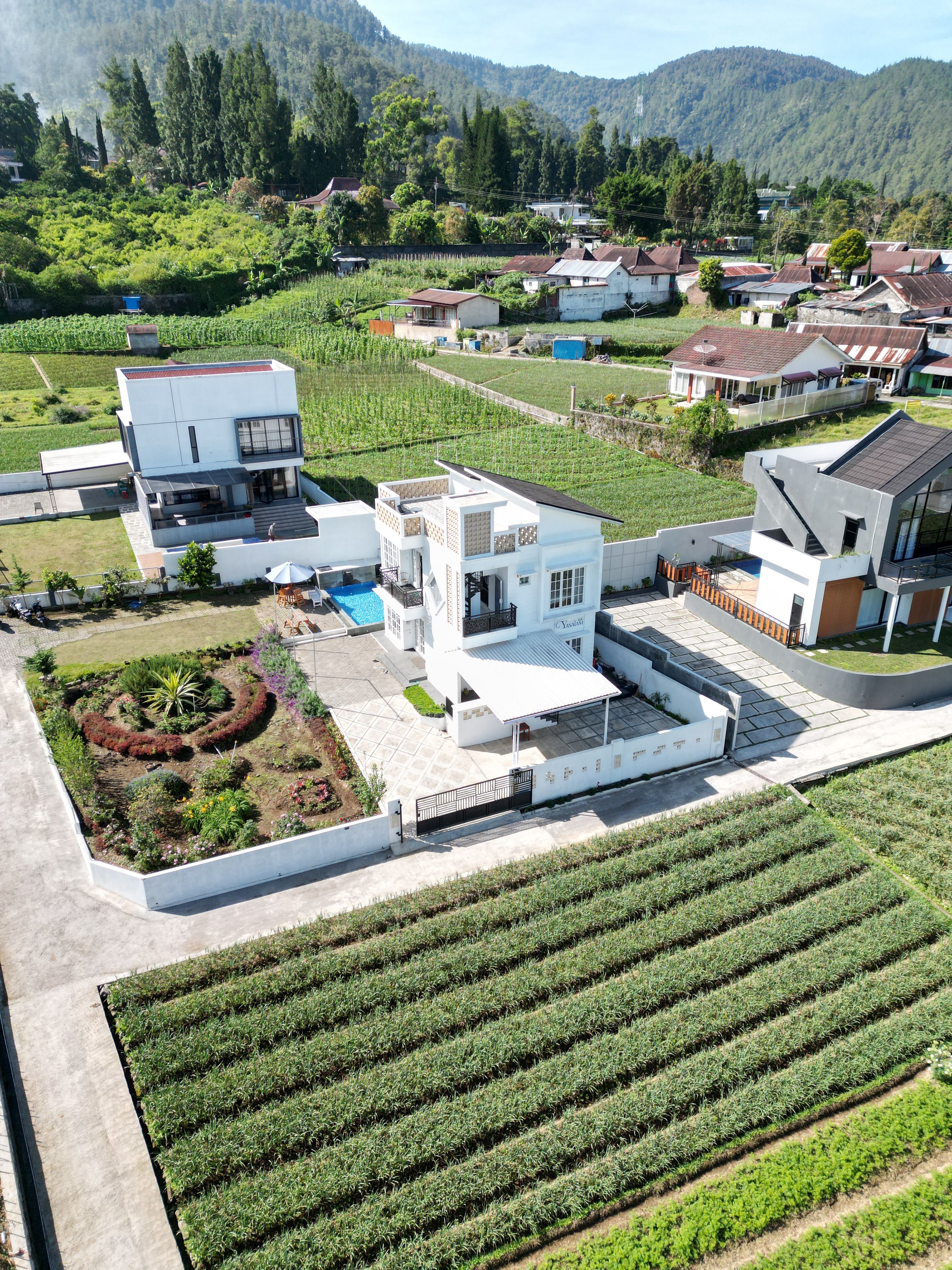 Aerial View of Modern Farmhouse and Fields · Free Stock Photo