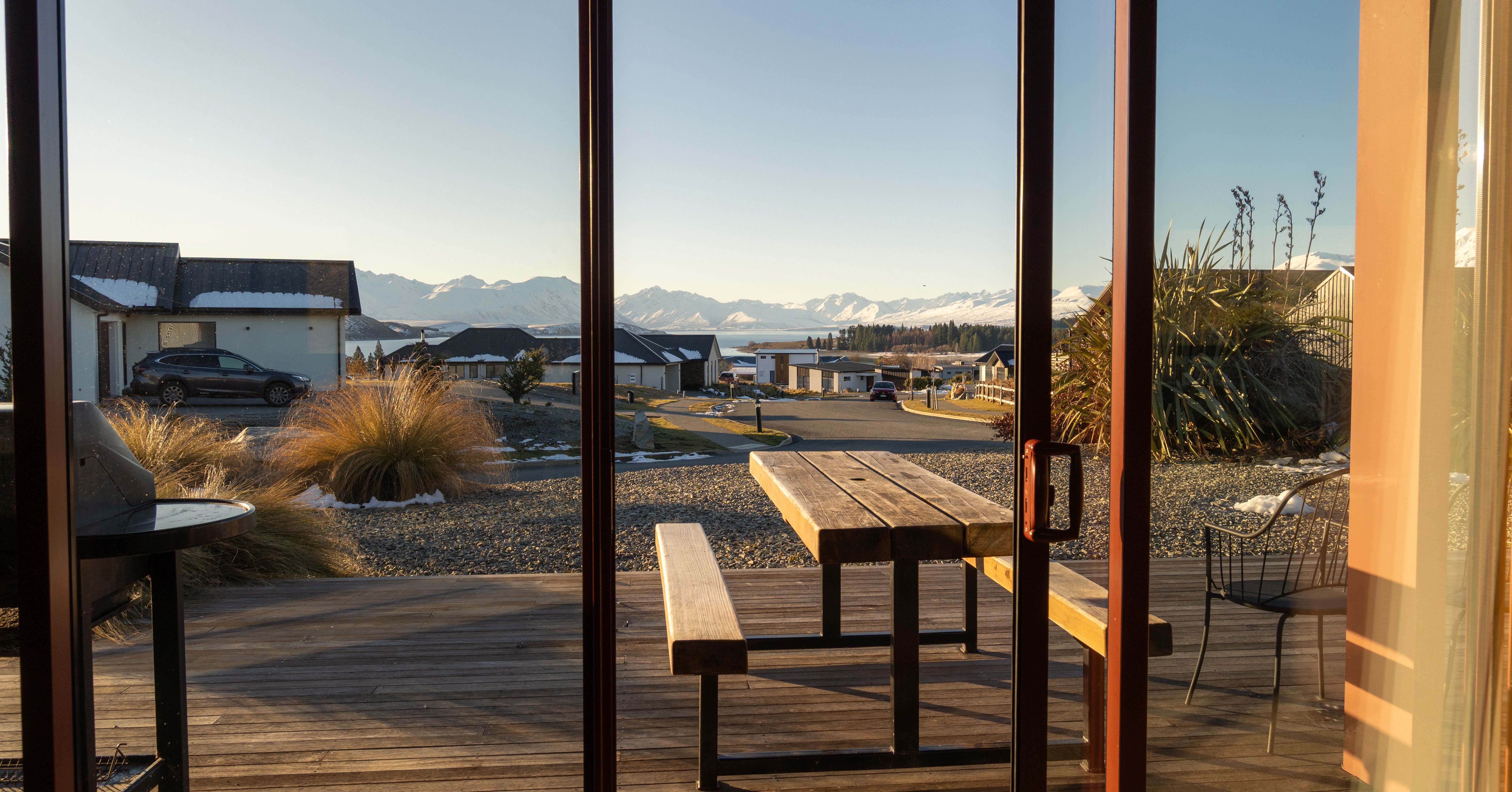 Pemandangan Danau Tekapo Yang Indah Dari Kabin Yang Nyaman · Foto Stok ...