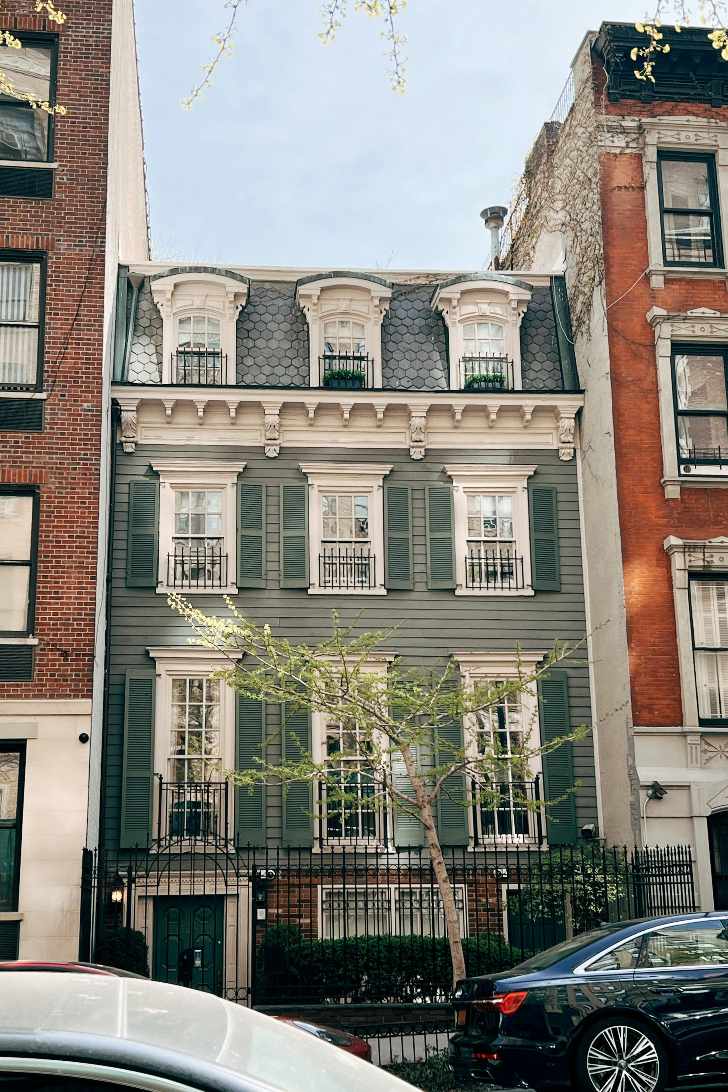 Classic Townhouse Facade in New York City · Free Stock Photo