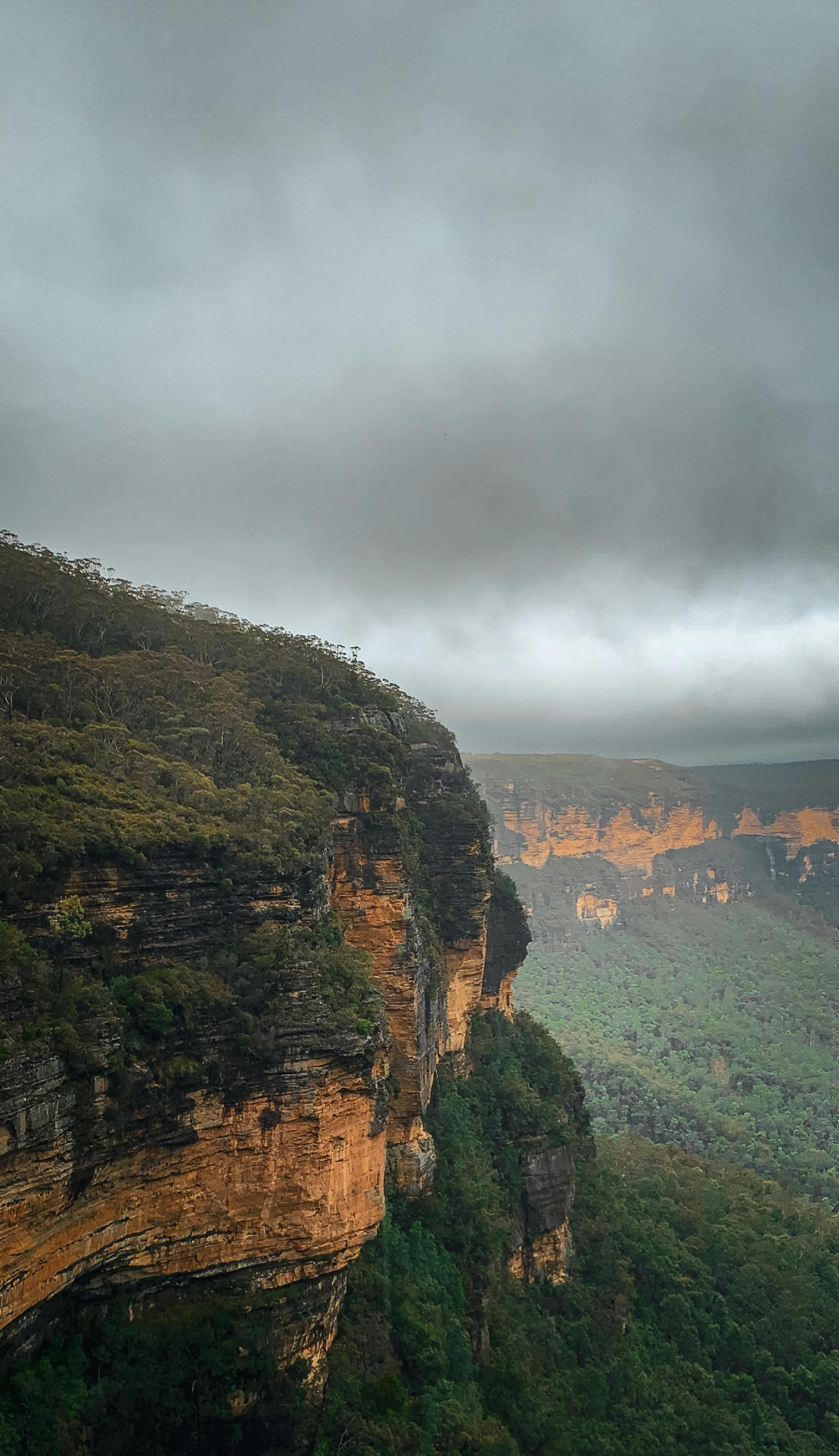 Dramatic Blue Mountains Cliffscape · Free Stock Photo