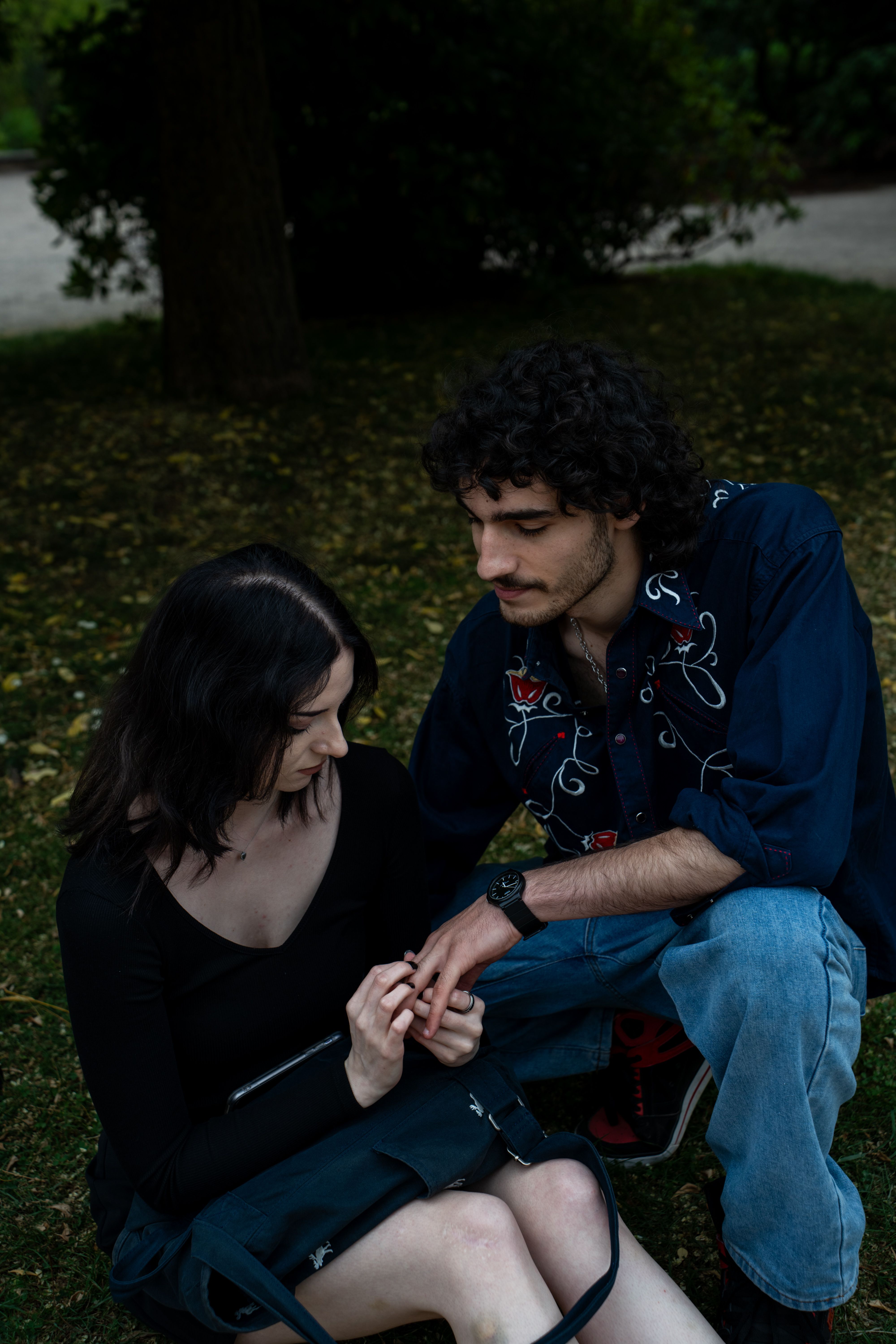 Pareja Romántica Sentada Junta Al Aire Libre · Foto de stock gratuita