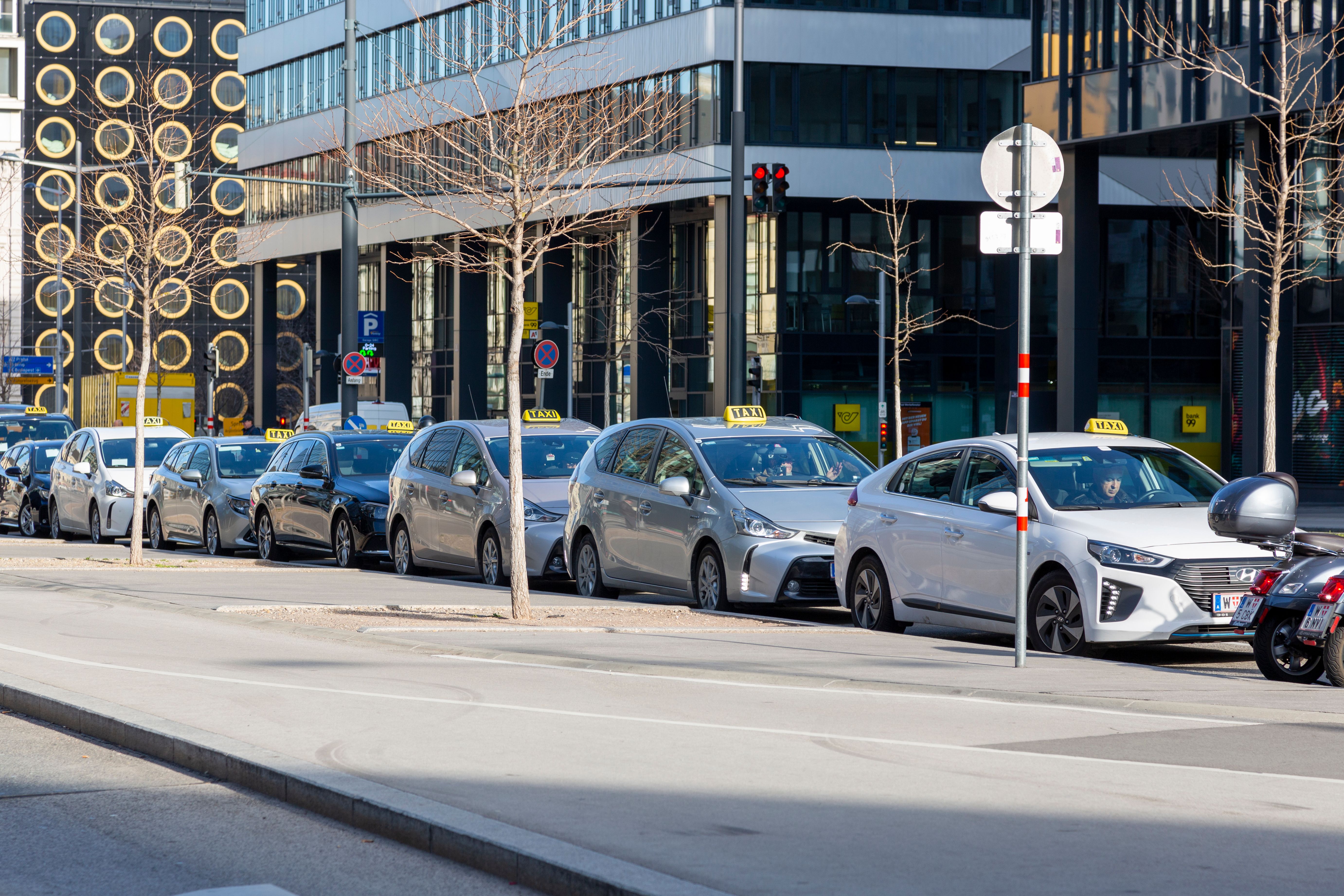 Row of taxis parked on a city street · Free Stock Photo