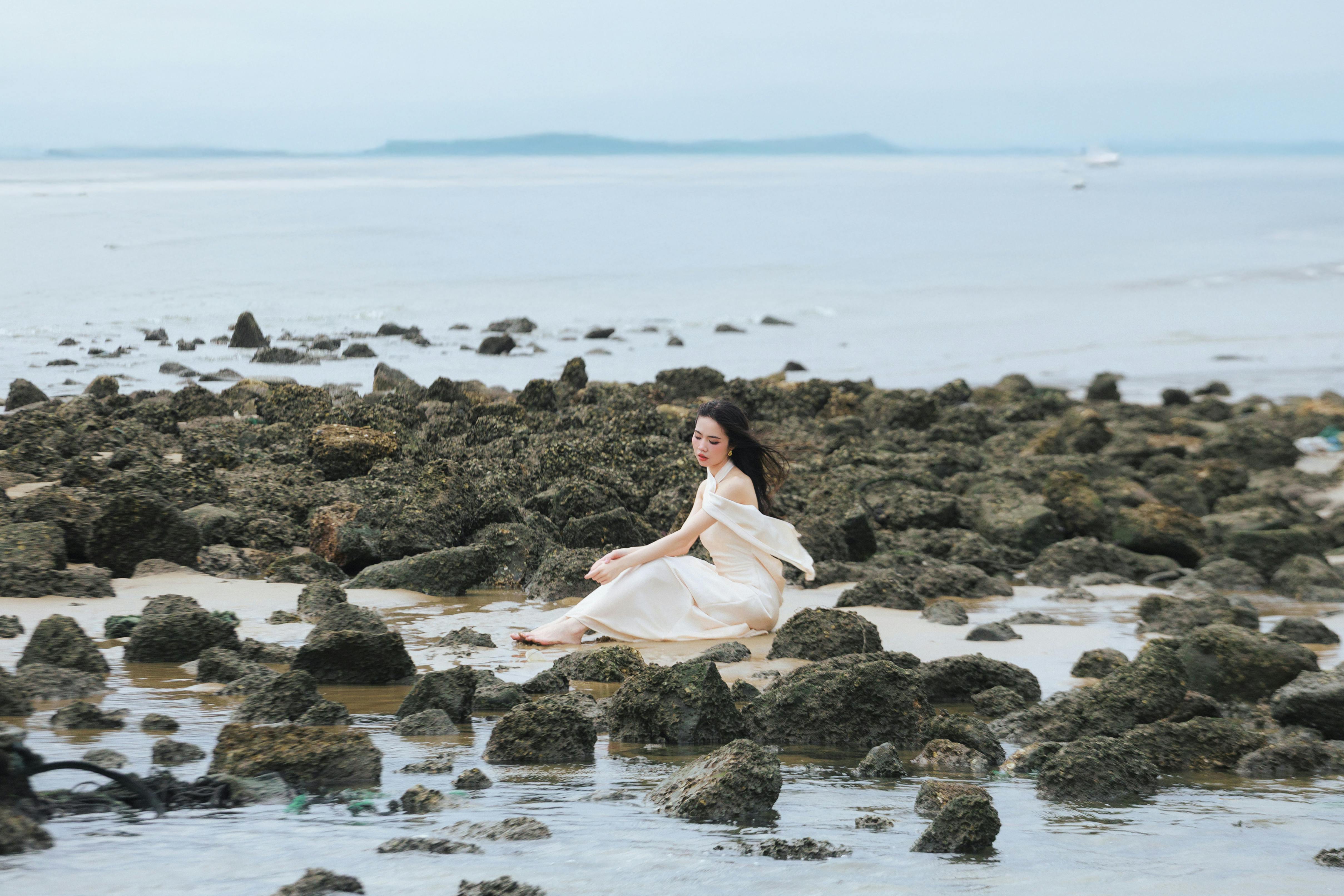 Women Clevage Photos, Download The BEST Free Women Clevage Stock Photos ...