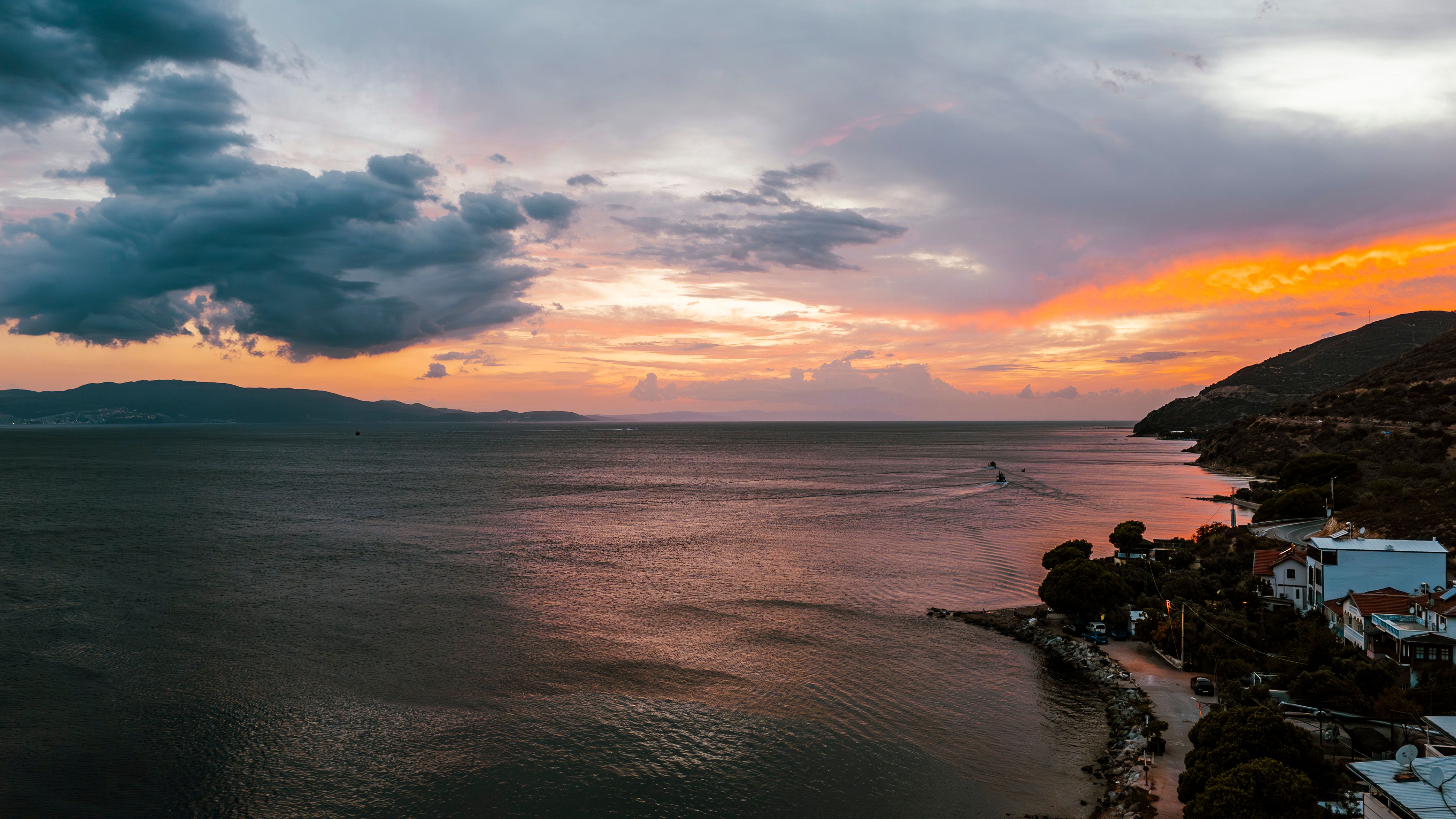 Dramatic Sunset Over Seaside with Vibrant Colors · Free Stock Photo