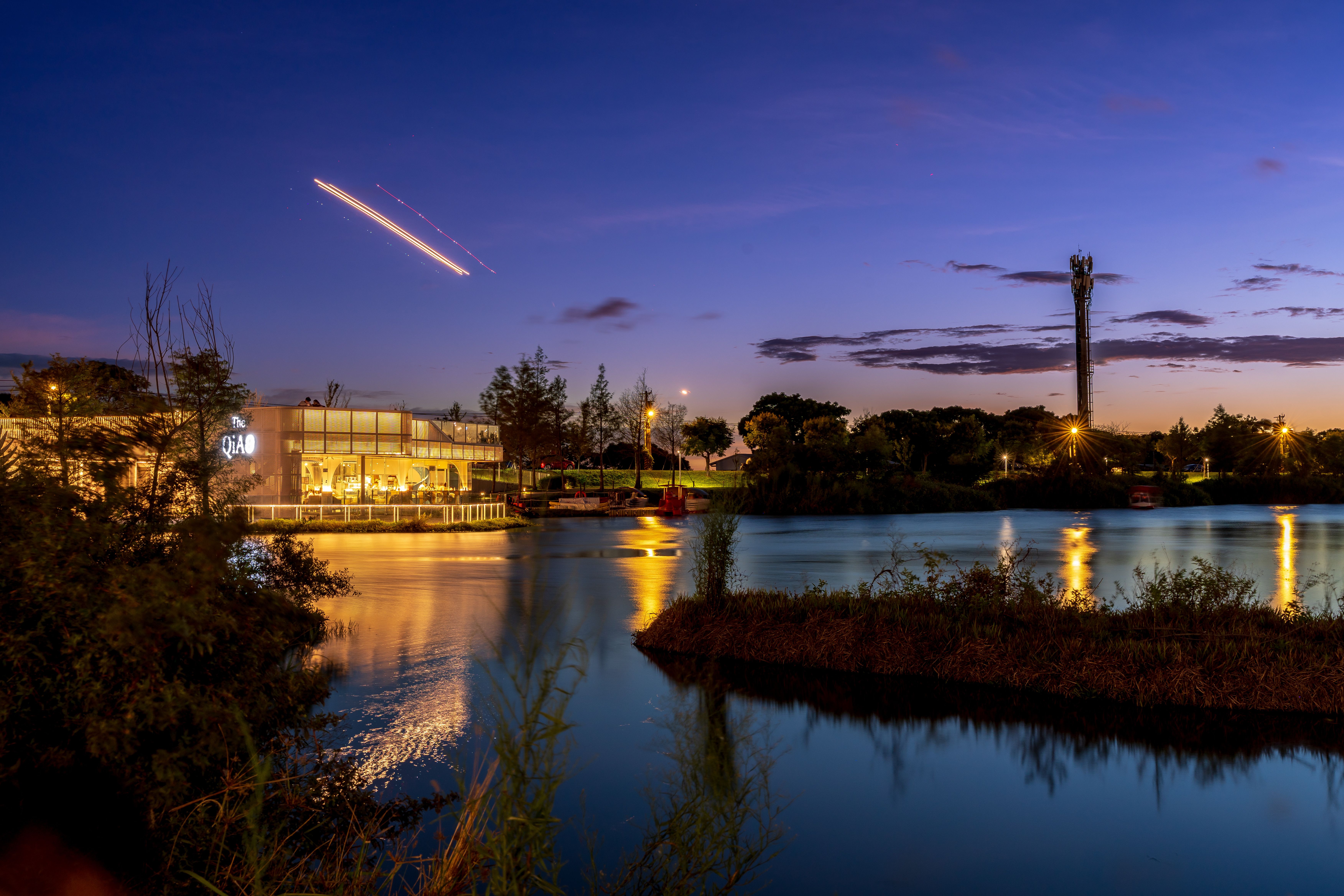 Serene Night Scene at Waterfront Restaurant · Free Stock Photo