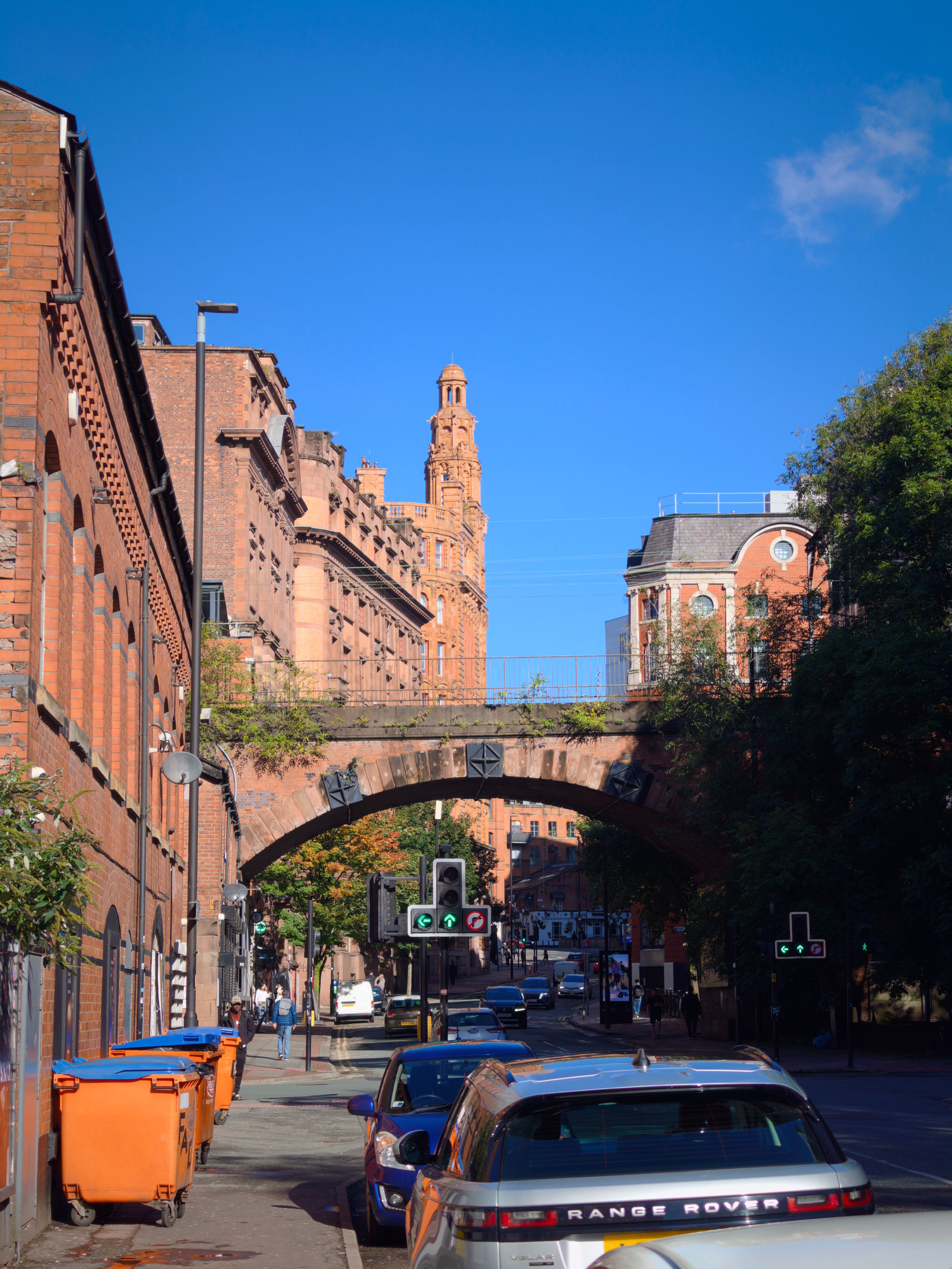 Urban Street View with Historical Architecture · Free Stock Photo
