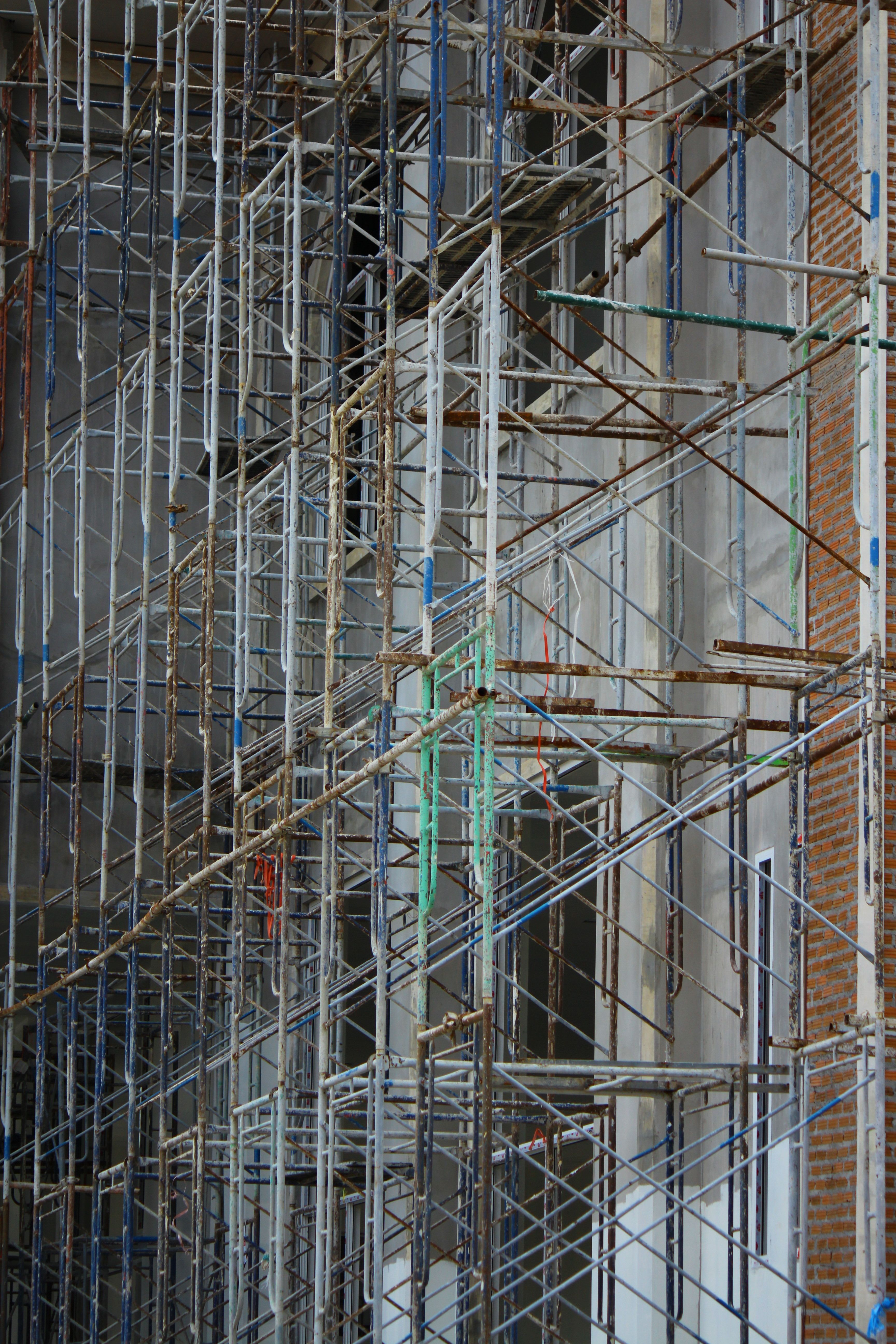 Intricate Scaffold Structure on Building Site · Free Stock Photo