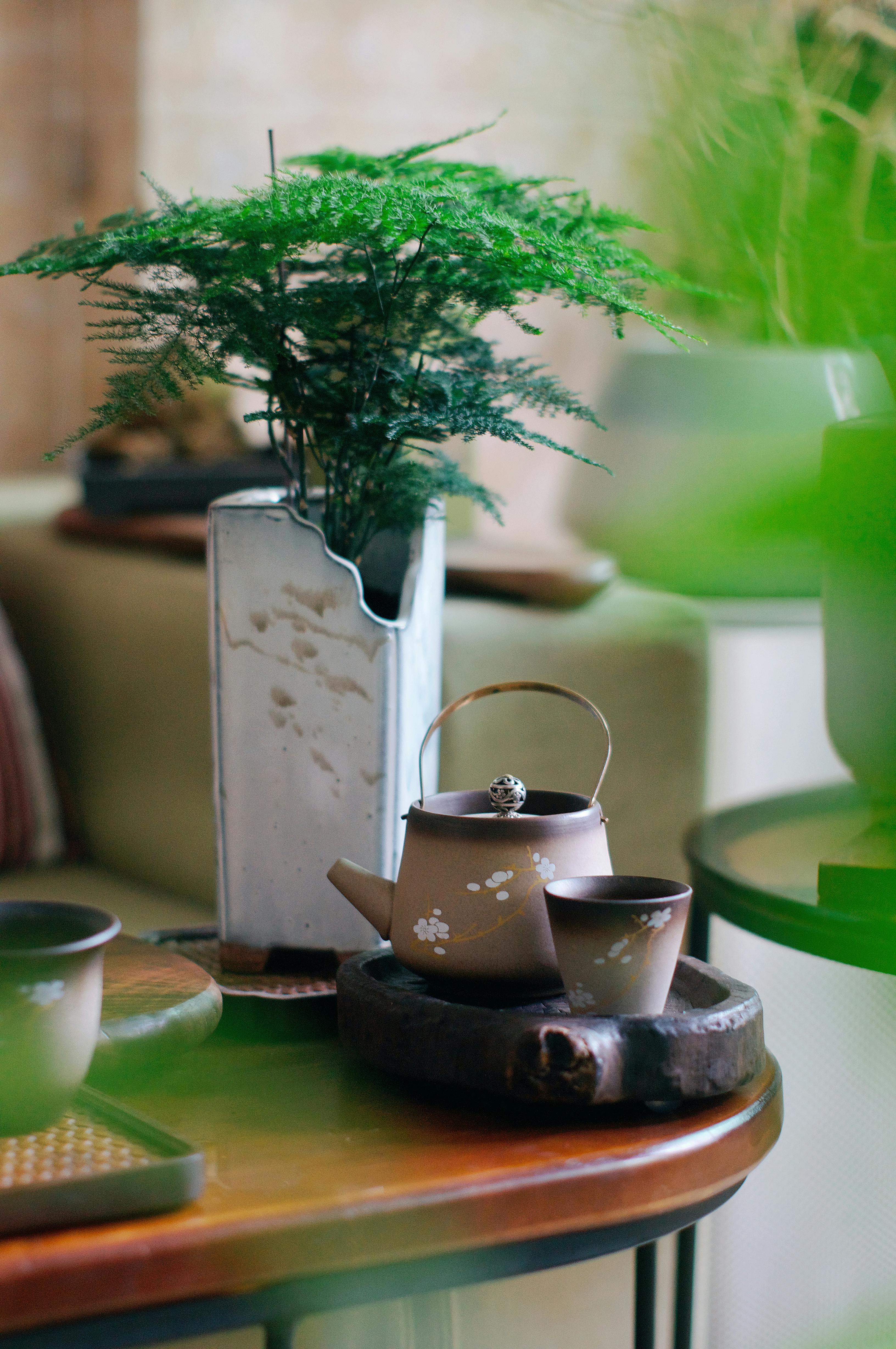 โต๊ะกาแฟแสนสบายพร้อมลาเต้อาร์ตและกล้องถ่ายรูปวินเทจ · คลังภาพถ่ายฟรี