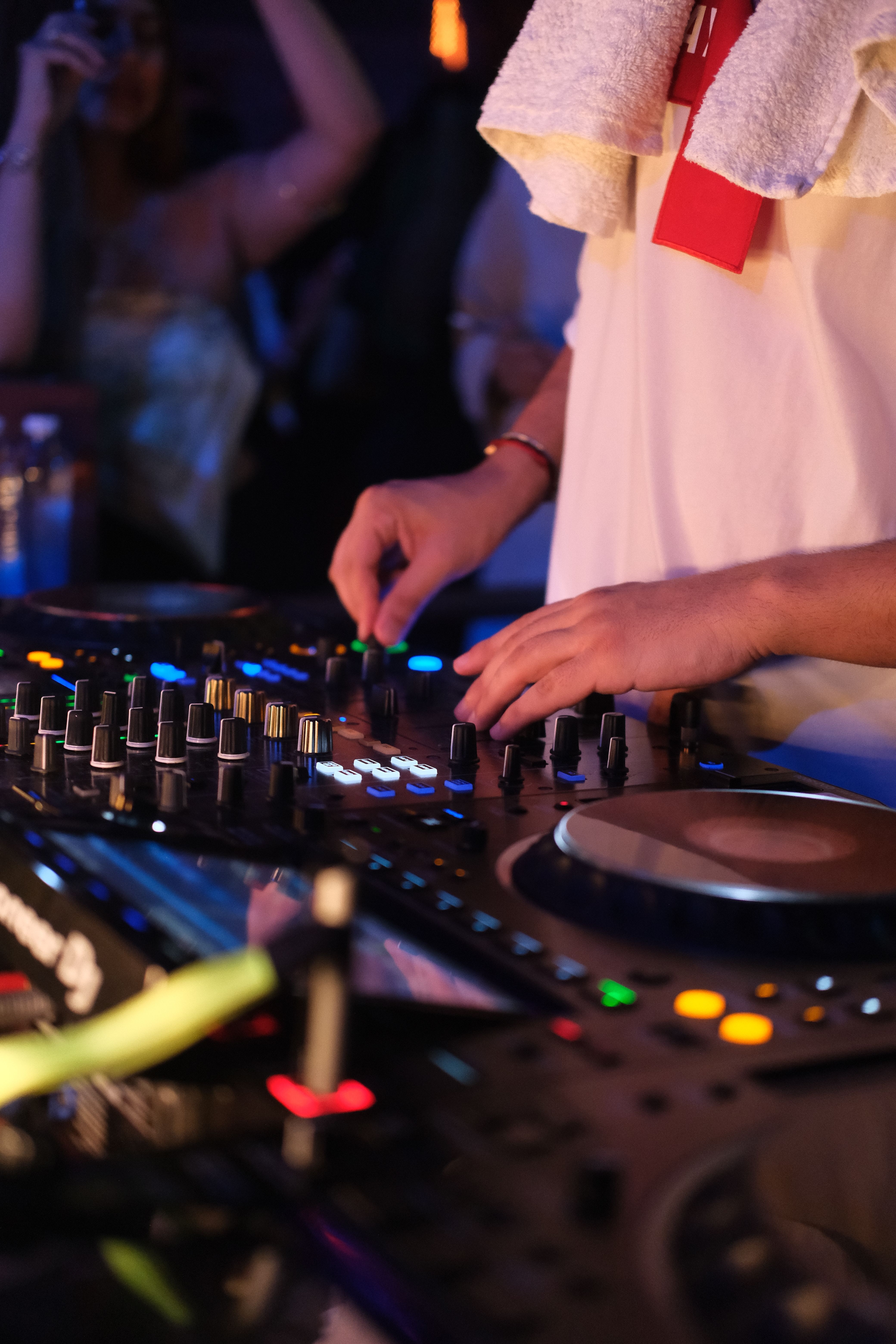 DJ Performing Live at a Nightclub in İstanbul · Free Stock Photo