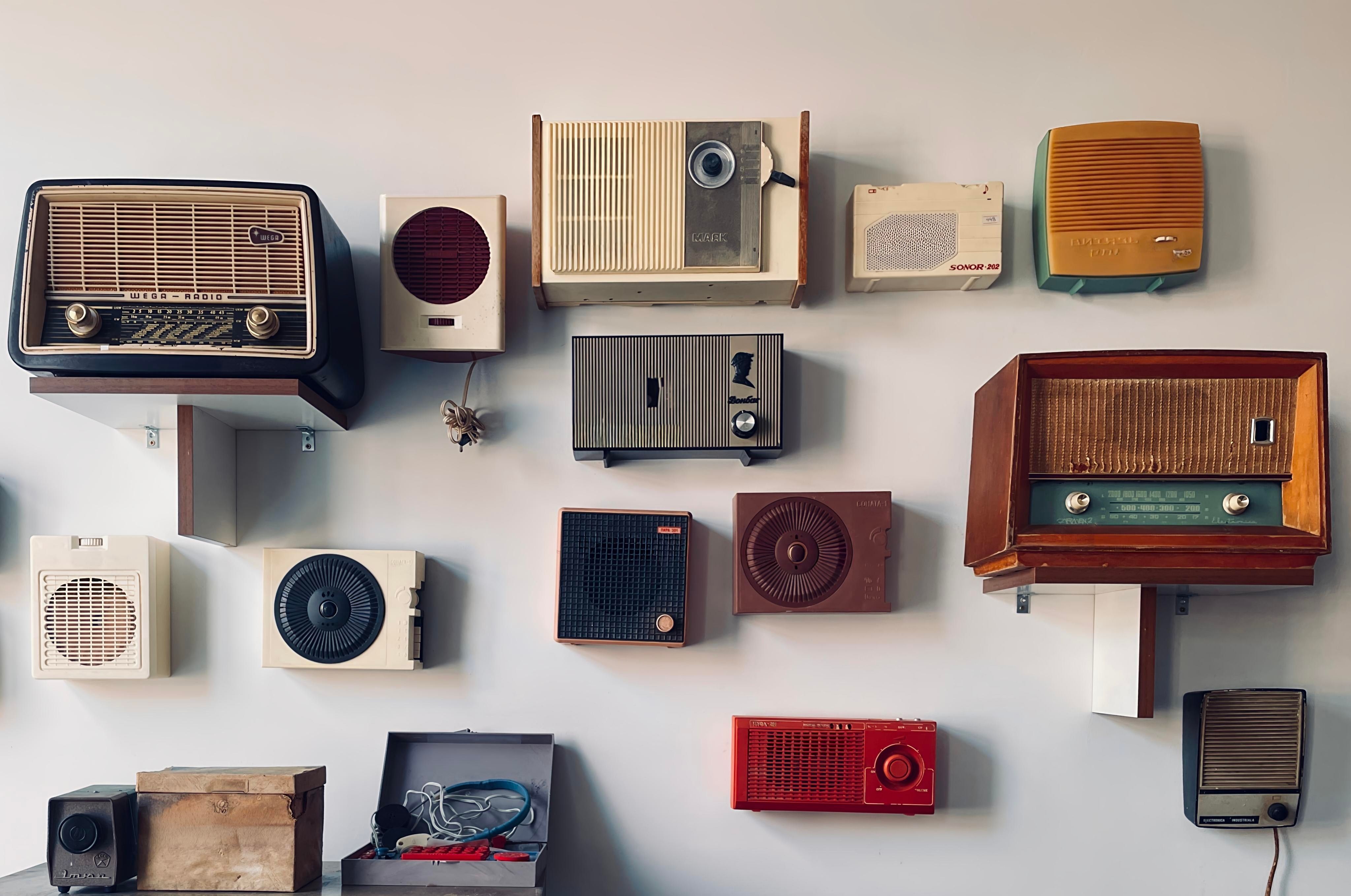 Collection of Vintage Radios on Display · Free Stock Photo