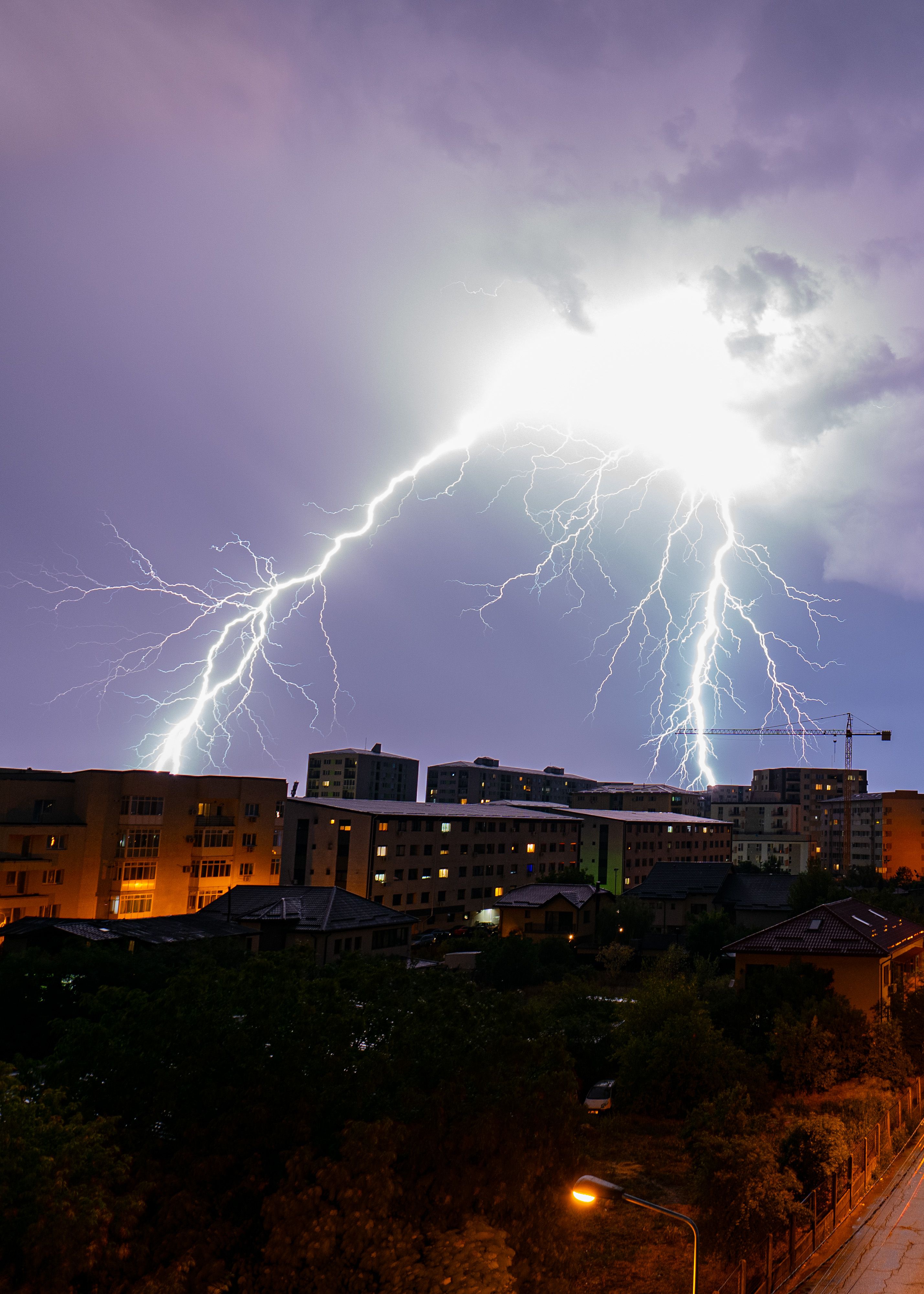Raios Dramáticos Atingem A Paisagem Urbana à Noite · Foto profissional ...