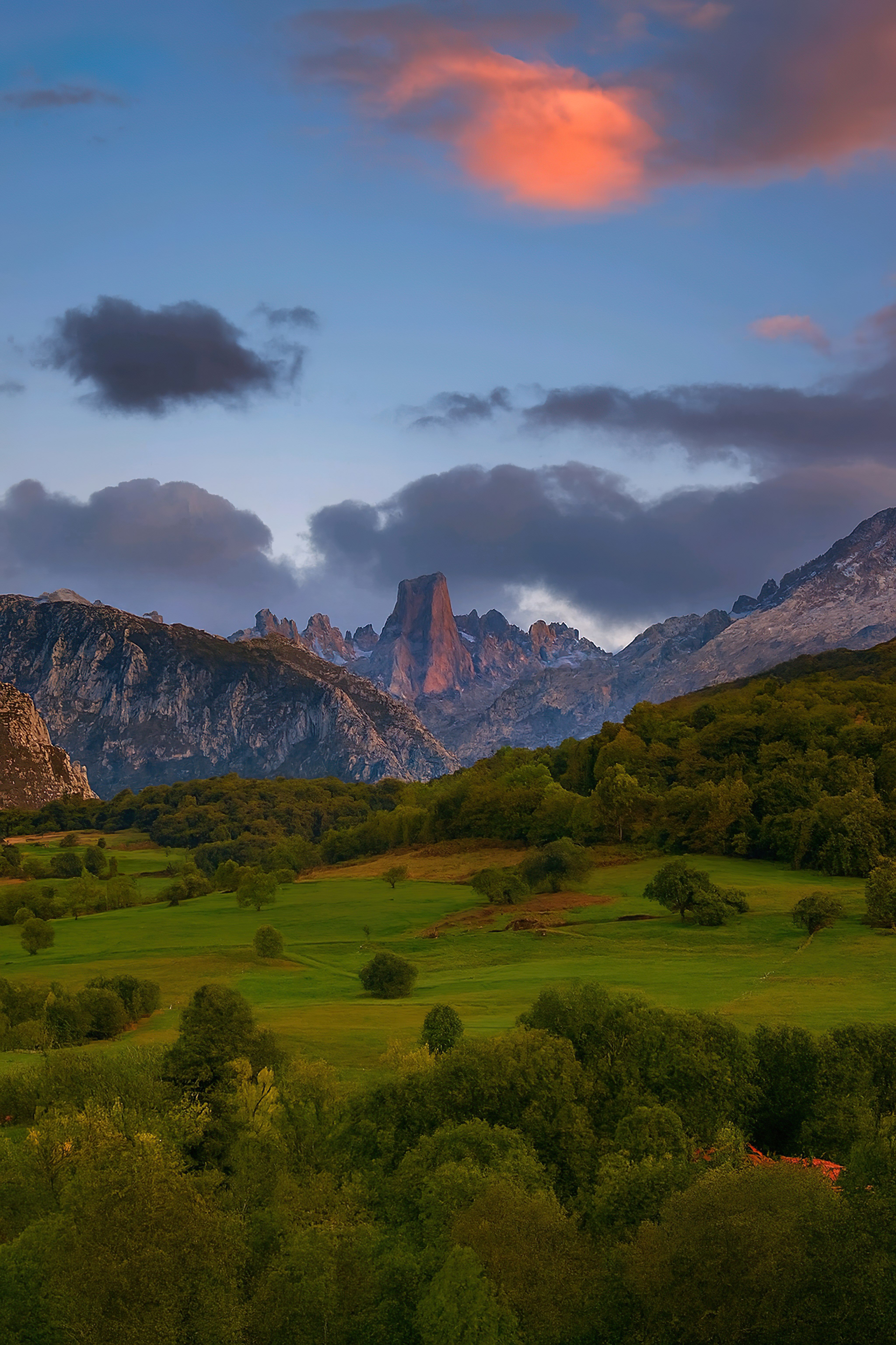 Scenic Picos de Europa Mountain Range at Sunset · Free Stock Photo