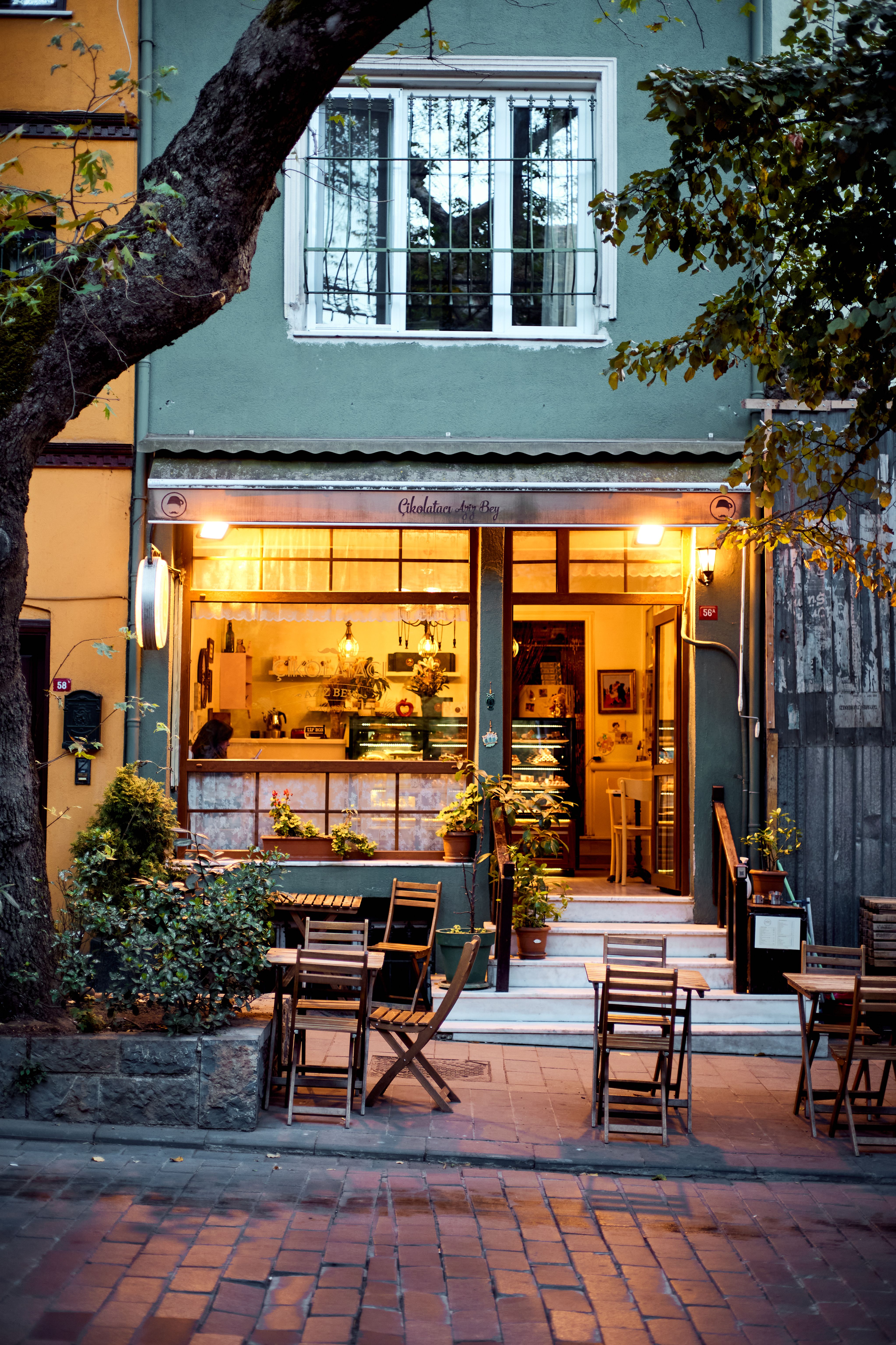 Exterior Do Charmoso Café De Istambul Ao Entardecer · Foto profissional ...