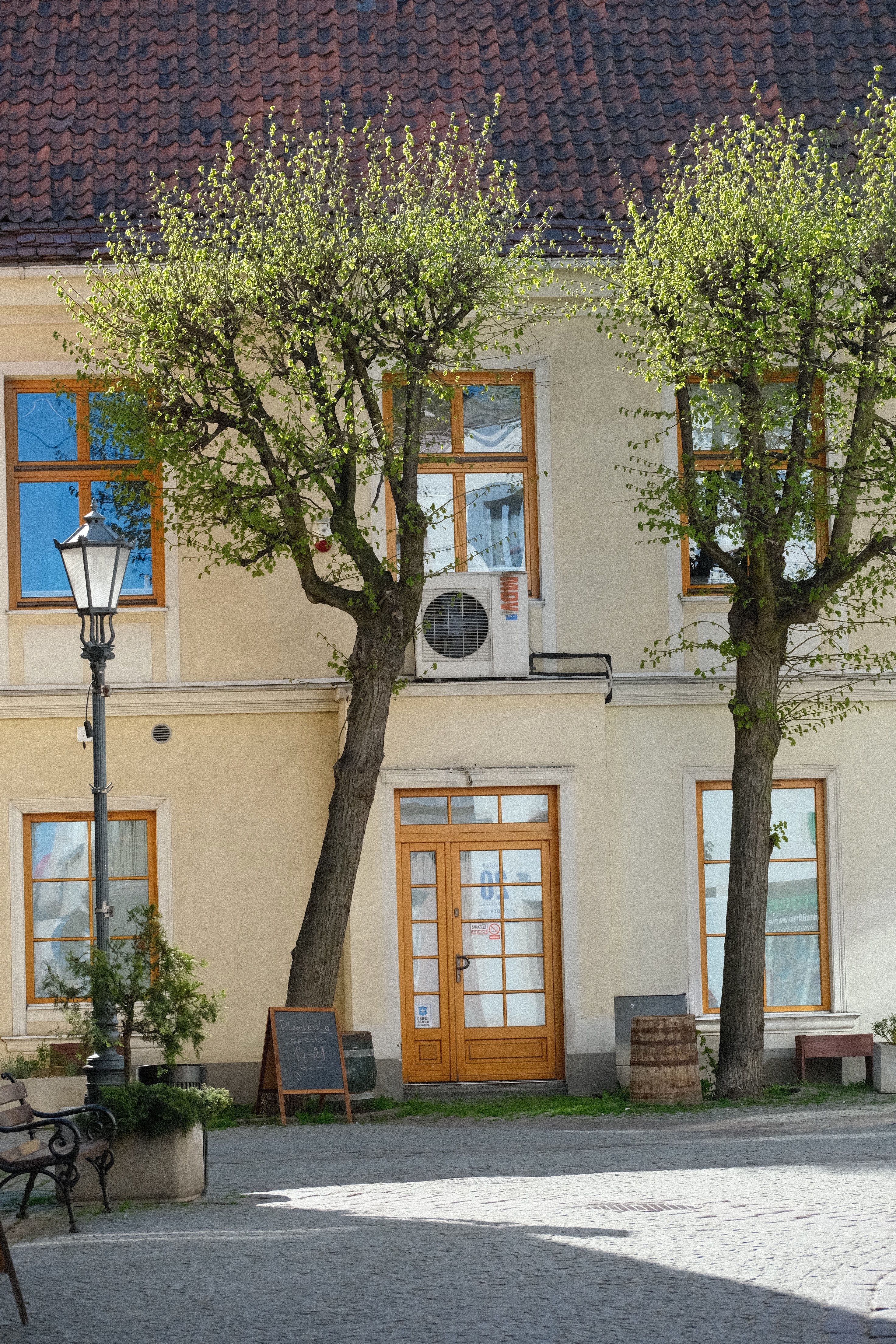 Charming European Courtyard with Rustic Architecture · Free Stock Photo